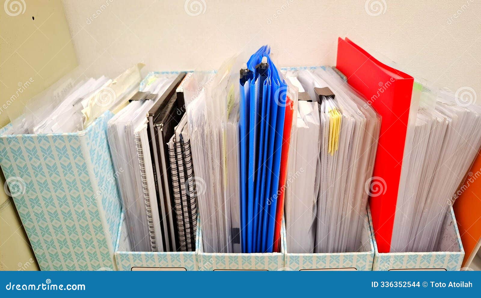 Example of Storing Files Neatly on a Work Desk by Using Several File ...