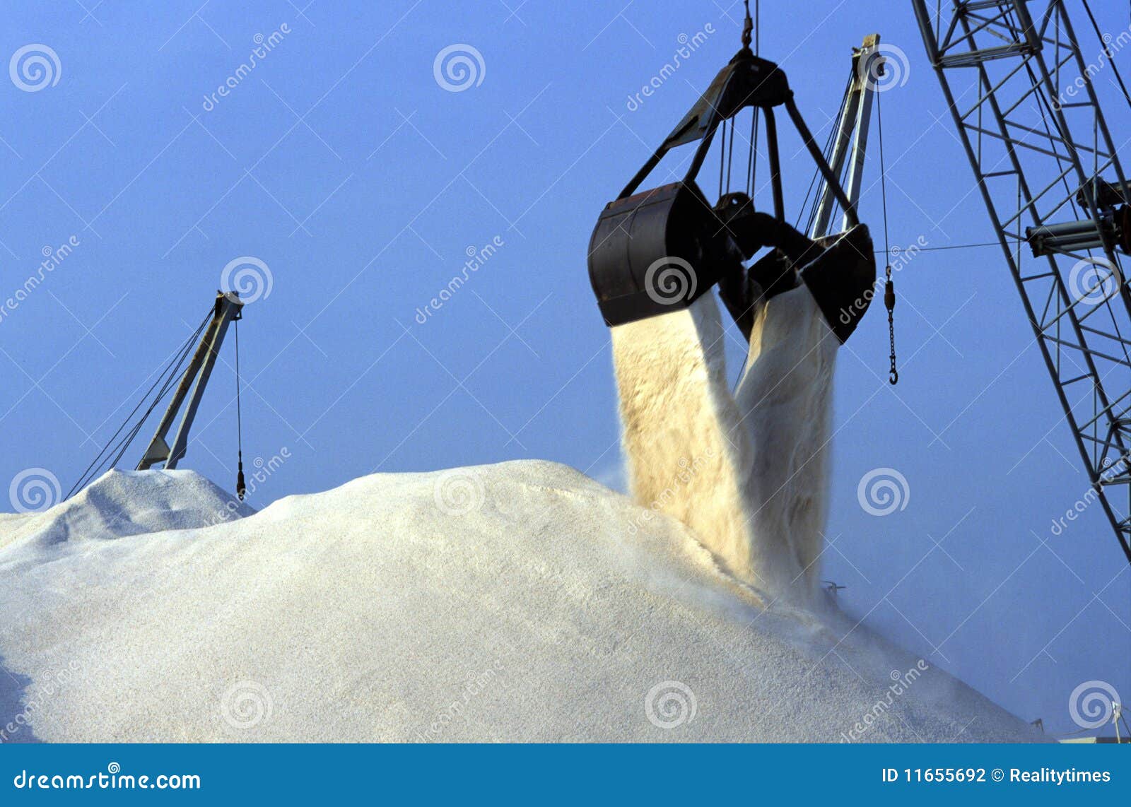 Excavation De Sable Et De Grue Photo stock - Image du matériaux, pile ...