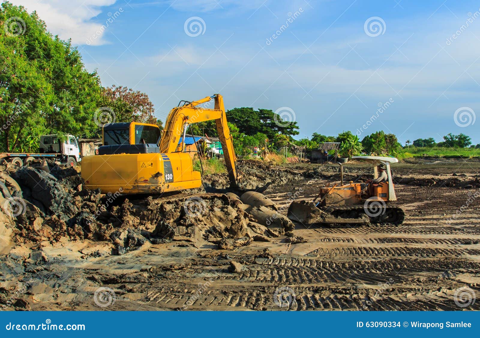 Excavator in action editorial stock image. Image of digger - 63090334