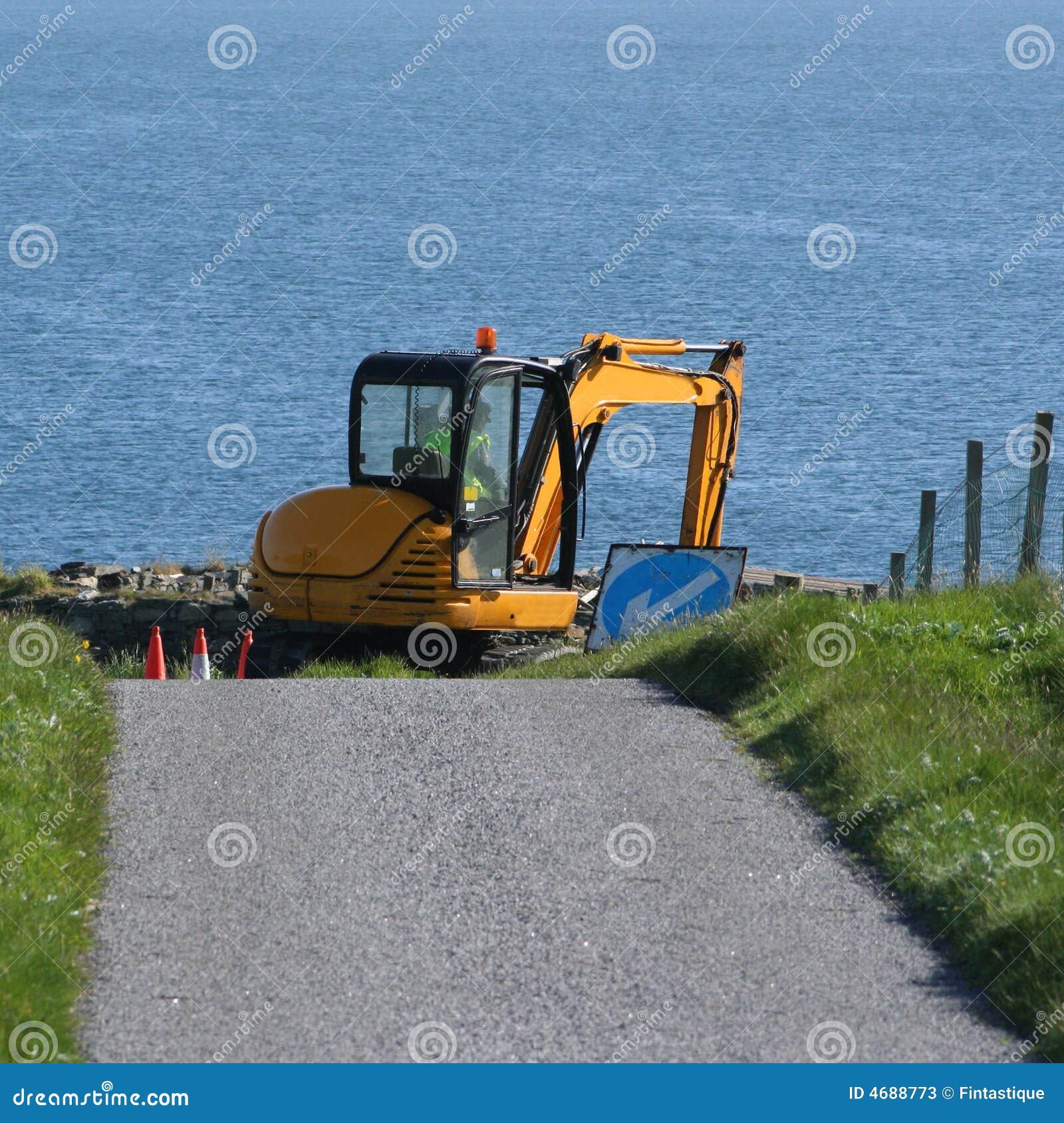 Excavator digging stock image. Image of maintenance, asphalt - 4688773