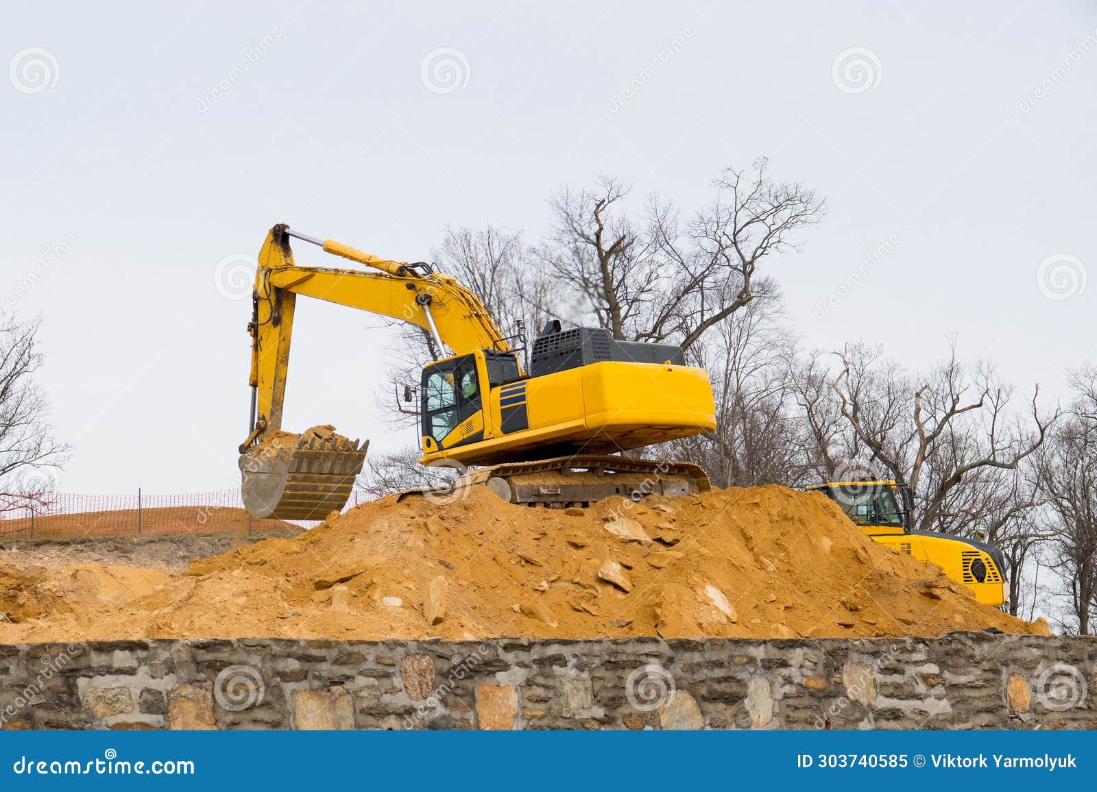 Excavator Digging in a Quarry Stock Image - Image of machine, quarry ...