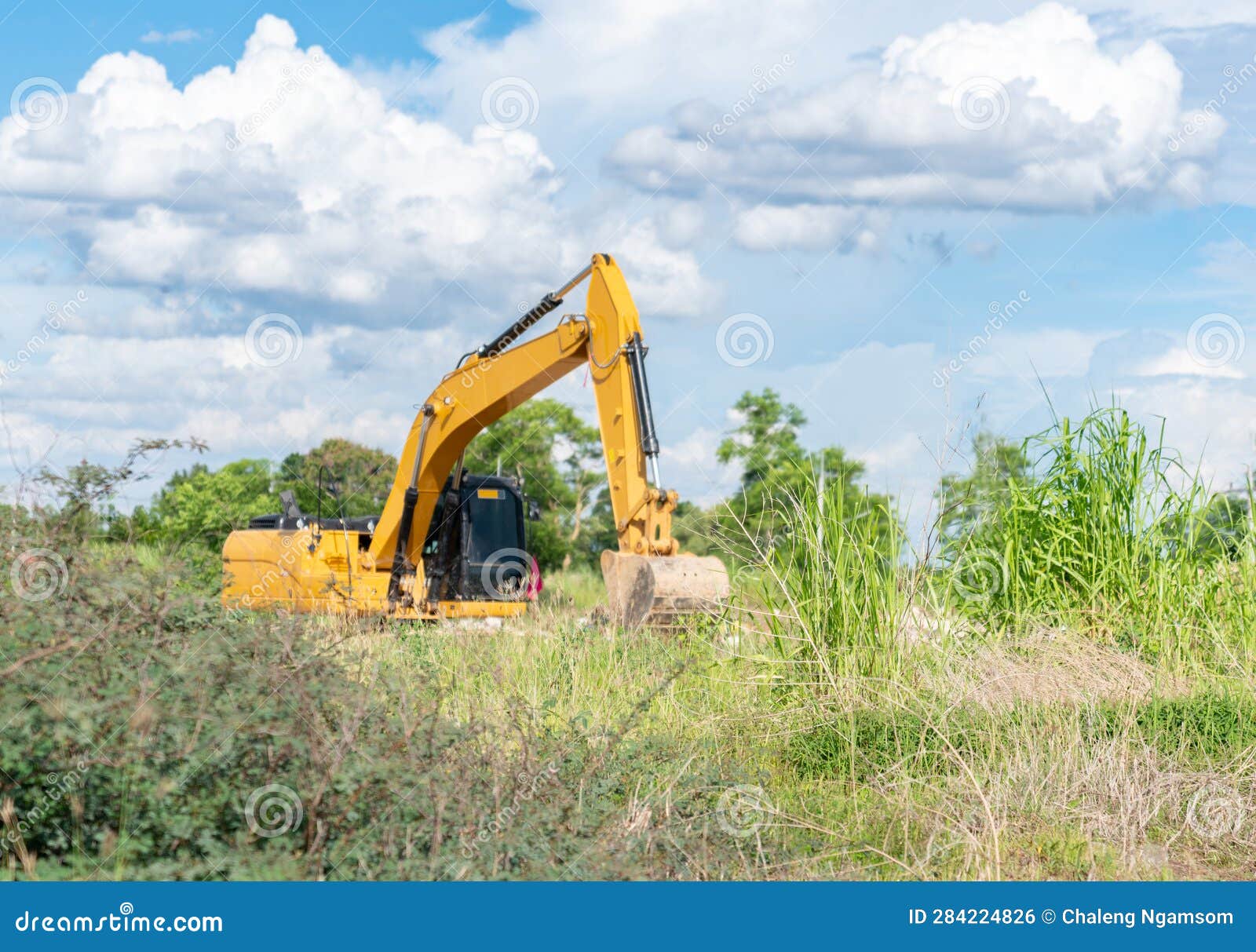 Excavator Digging To Adjusting Ground Level Stock Photo - Image of ...