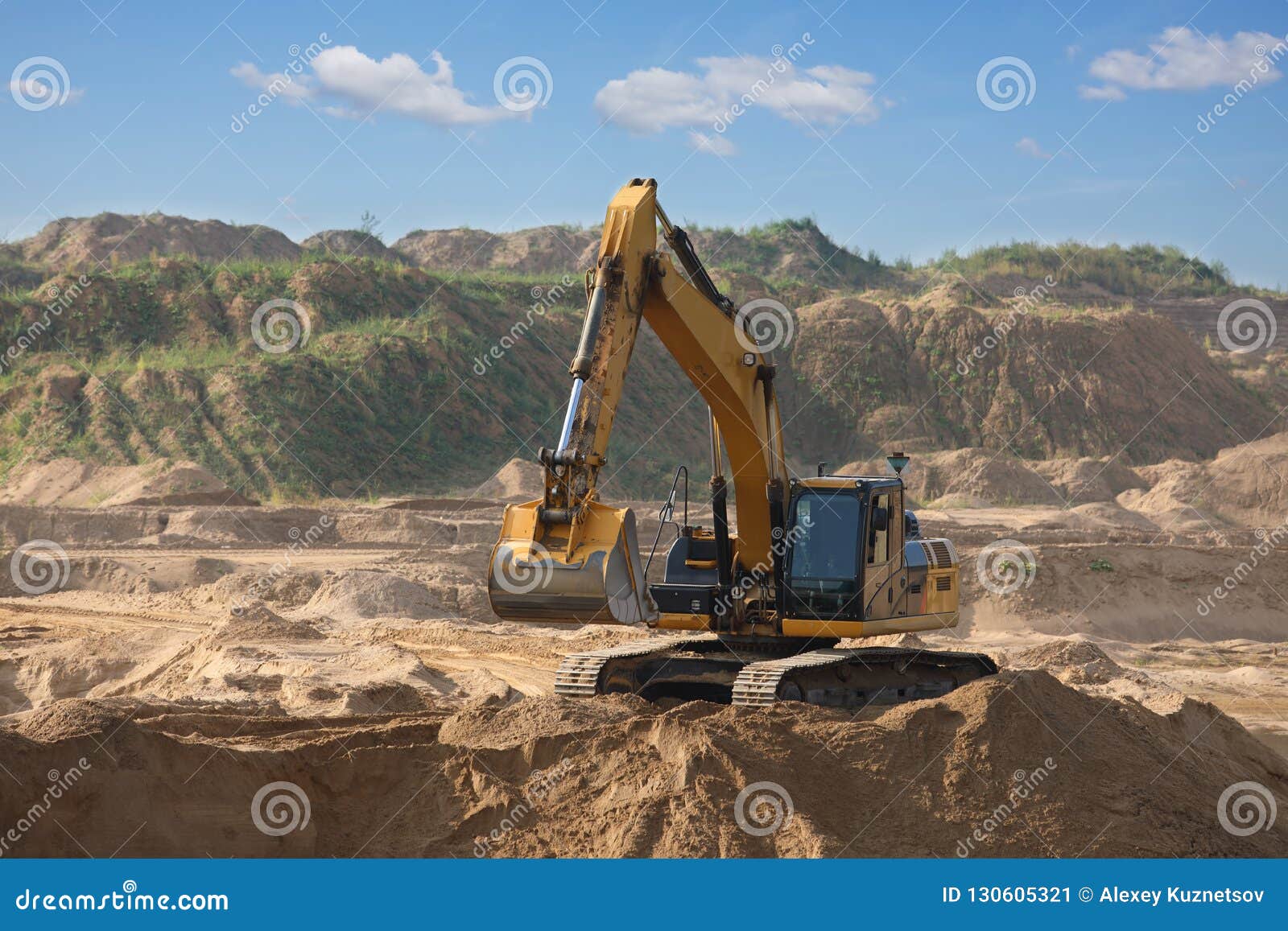Excavator digs the sand stock image. Image of activity - 130605321