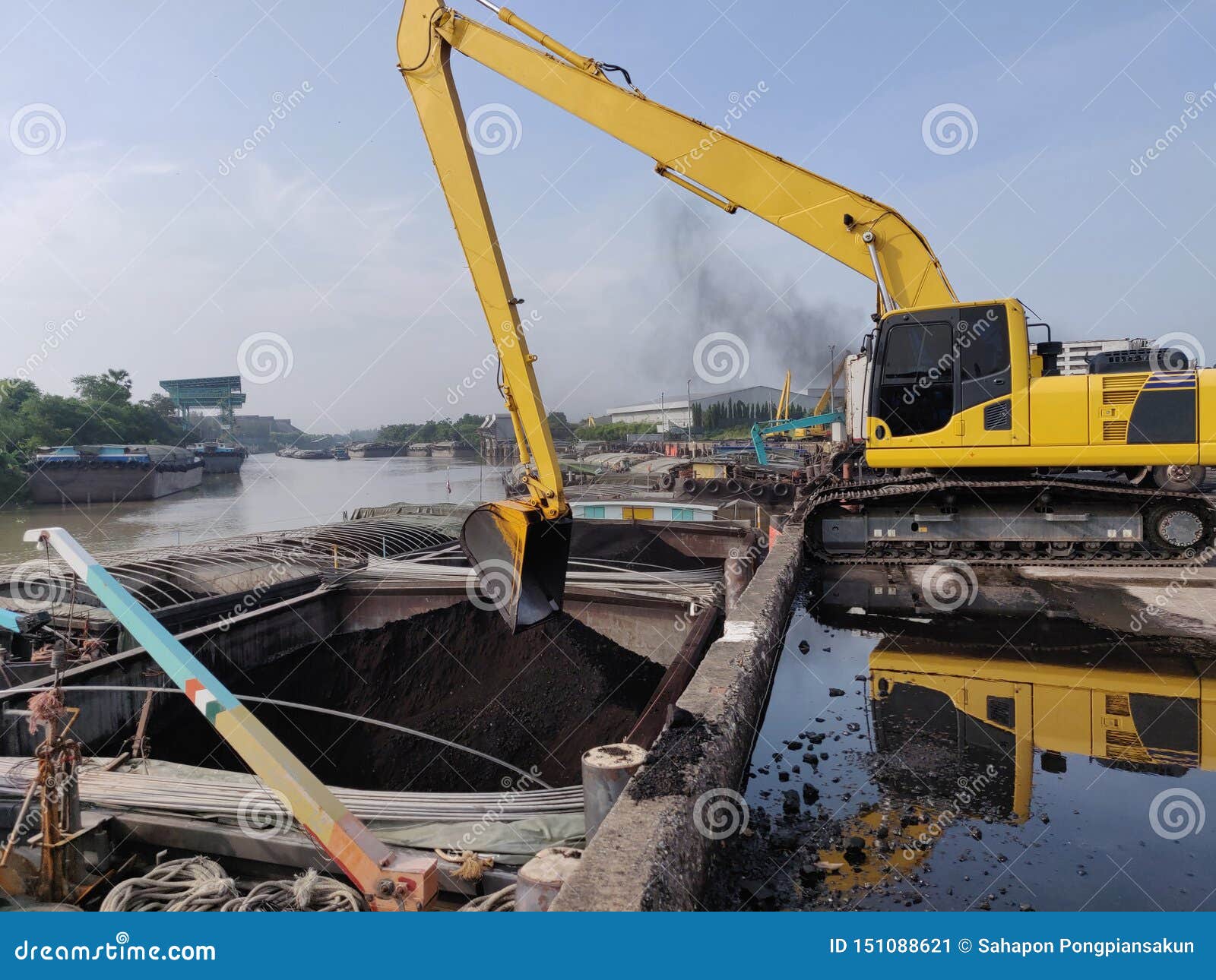 Excavator Discharge Coal at Jetty Stock Image - Image of industry ...