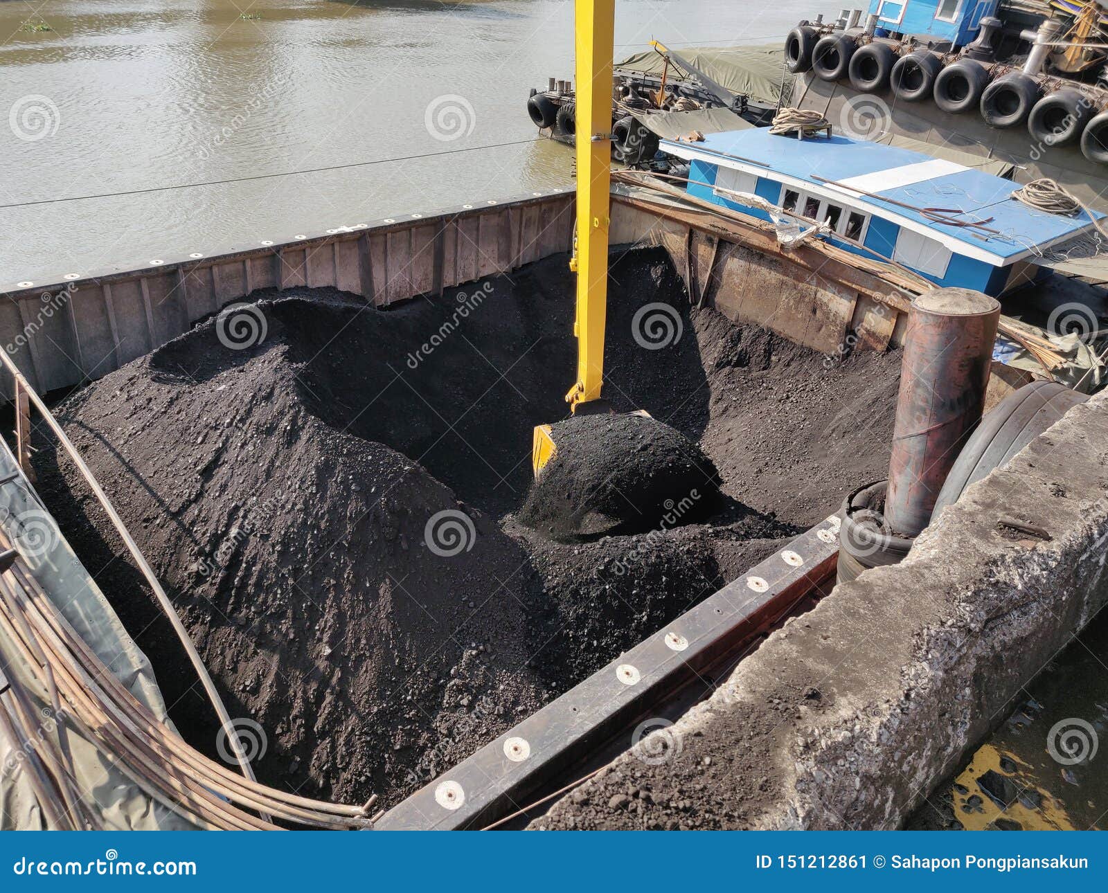 Excavator Discharge Coal at Jetty Stock Image - Image of crane, deliver ...