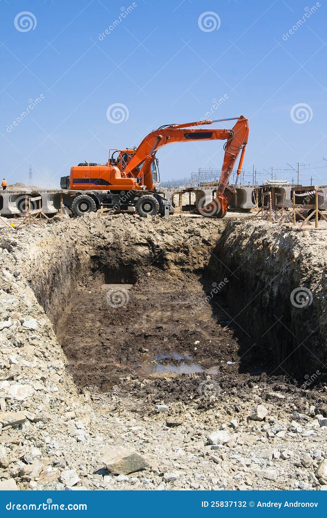 Excavator on the Edge of the Pit Stock Photo - Image of build ...