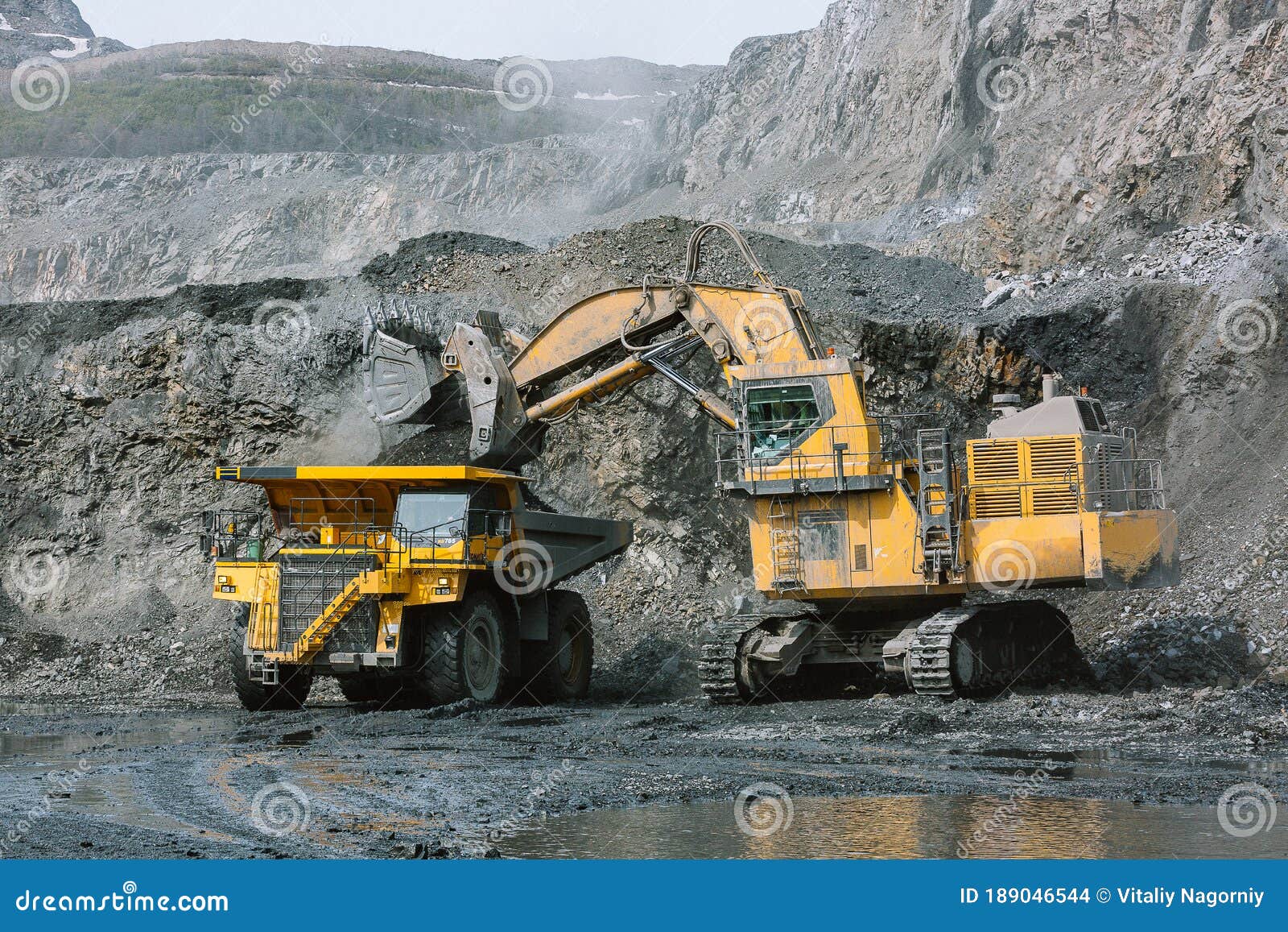 Excavator loads ore stock photo. Image of industrial - 189046544