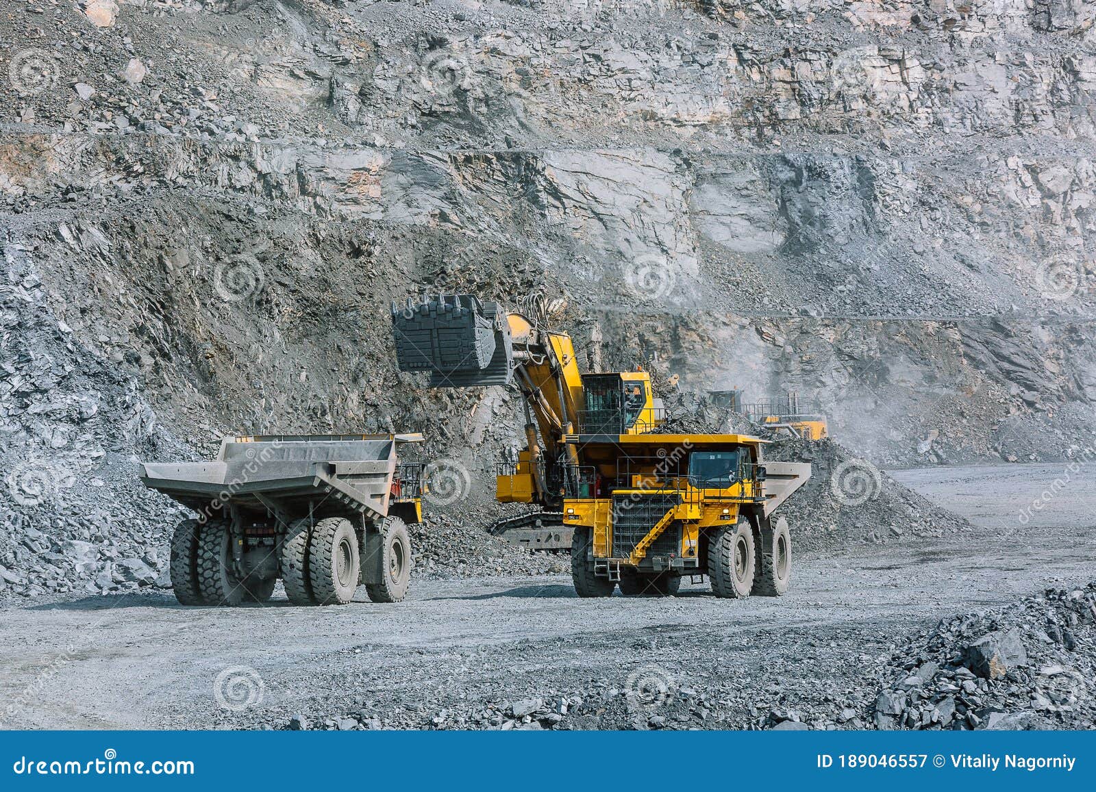 Excavator loads ore stock image. Image of shovel, heavy - 189046557