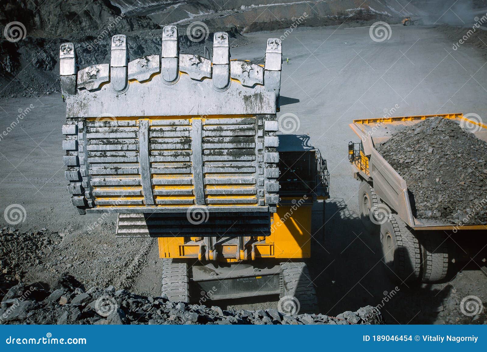 Excavator loads ore stock photo. Image of tractor, gold - 189046454