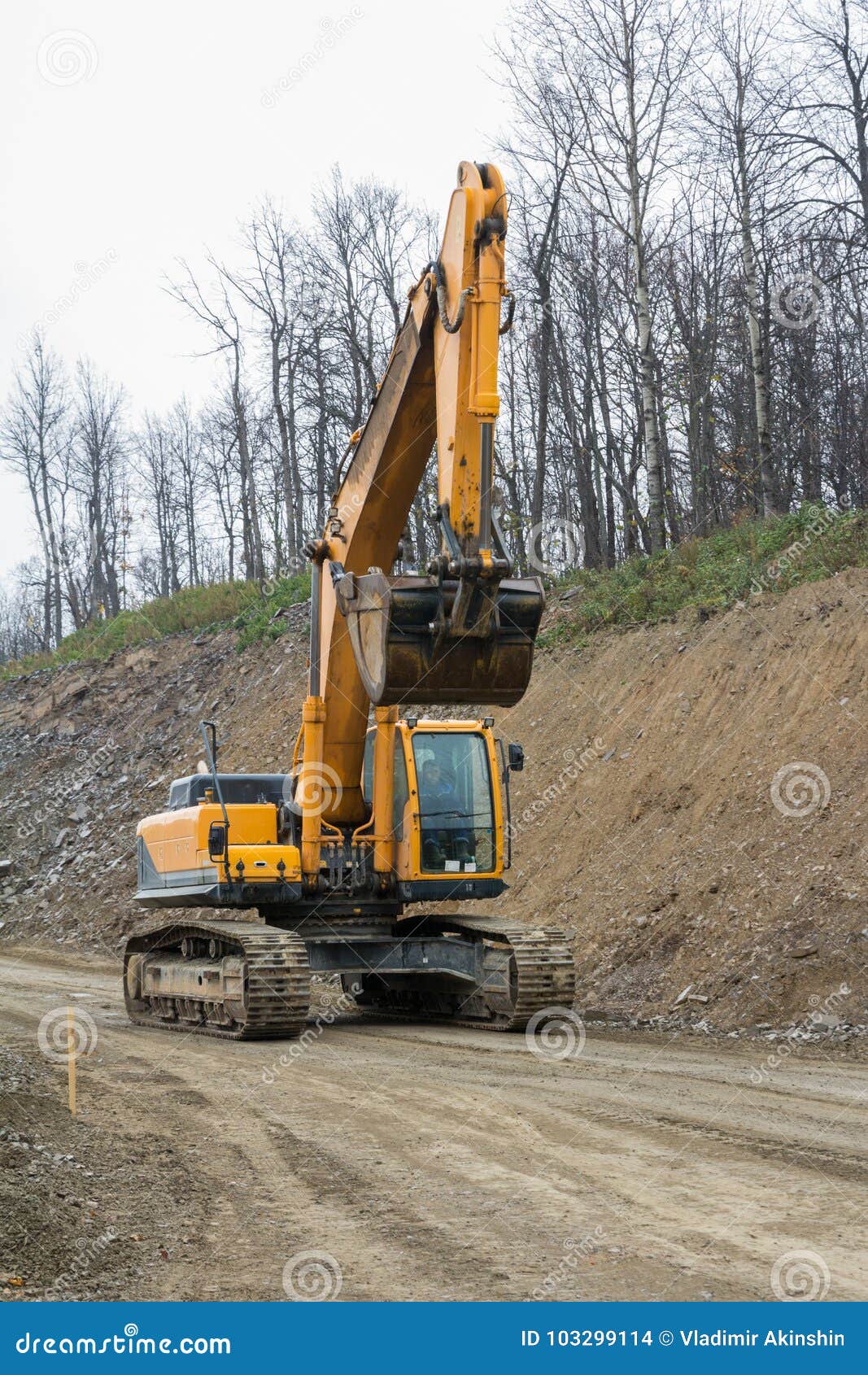 Excavator in operation editorial stock image. Image of road - 103299114