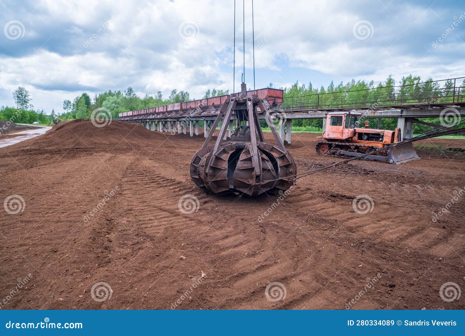 Excavator for Stacking Peat. Large Dome Bucket for Loading into Train ...