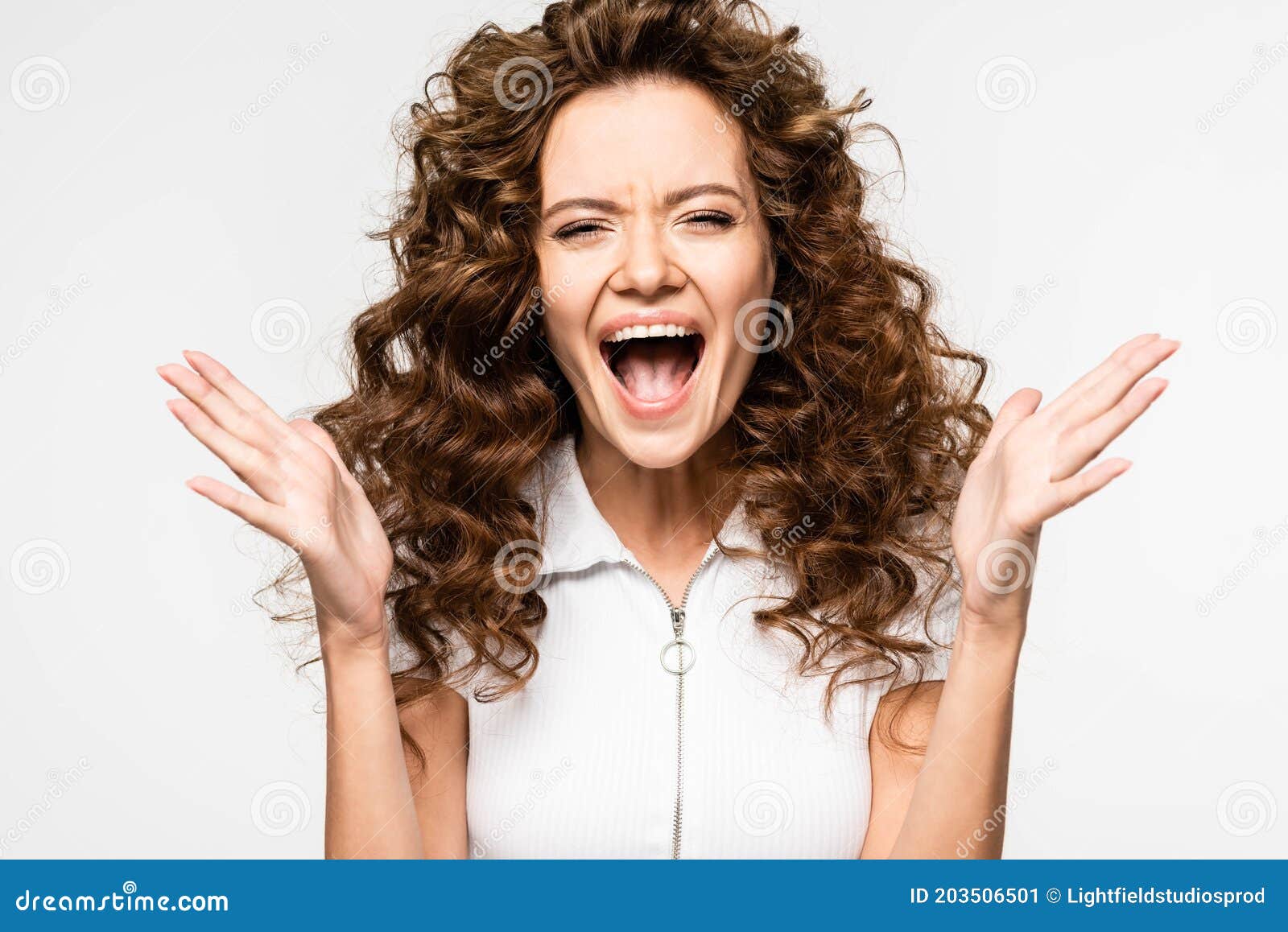 Excitada Menina Encaracolada Gritando Em Branco Imagem De Stock Imagem De Sorriso Denominar
