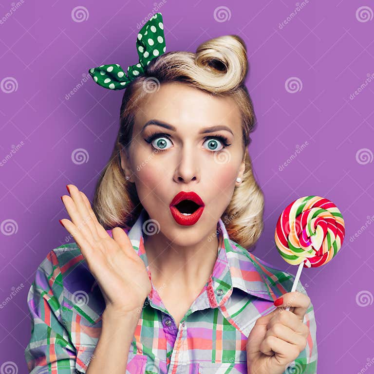 Excitada Mulher Surpreendida Com Pirulito. Pino Da Menina. Retro Moda E ... Excitada Mulher Surpreendida Com Pirulito. Pino Da Menina. Retro Moda E ...