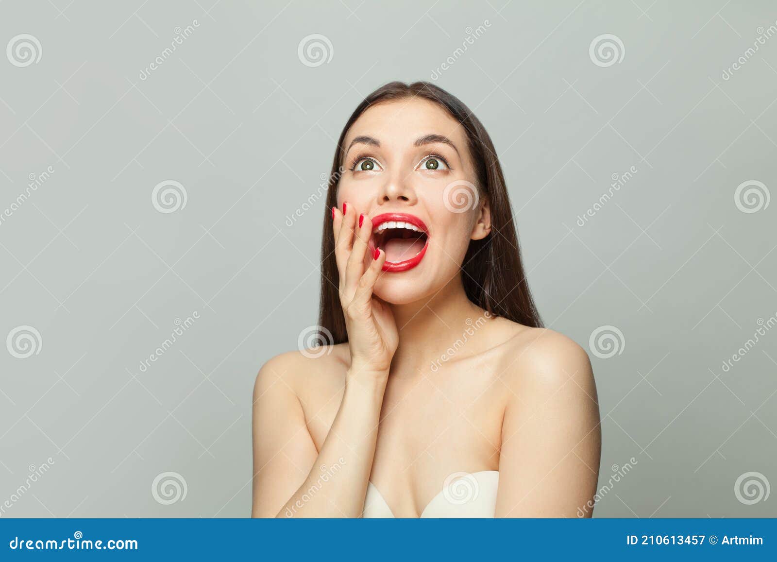 Excitada Mulher Surpreendida Em Fundo De Faixa Branca Imagem de Stock ... Excitada Mulher Surpreendida Em Fundo De Faixa Branca Imagem de Stock ...