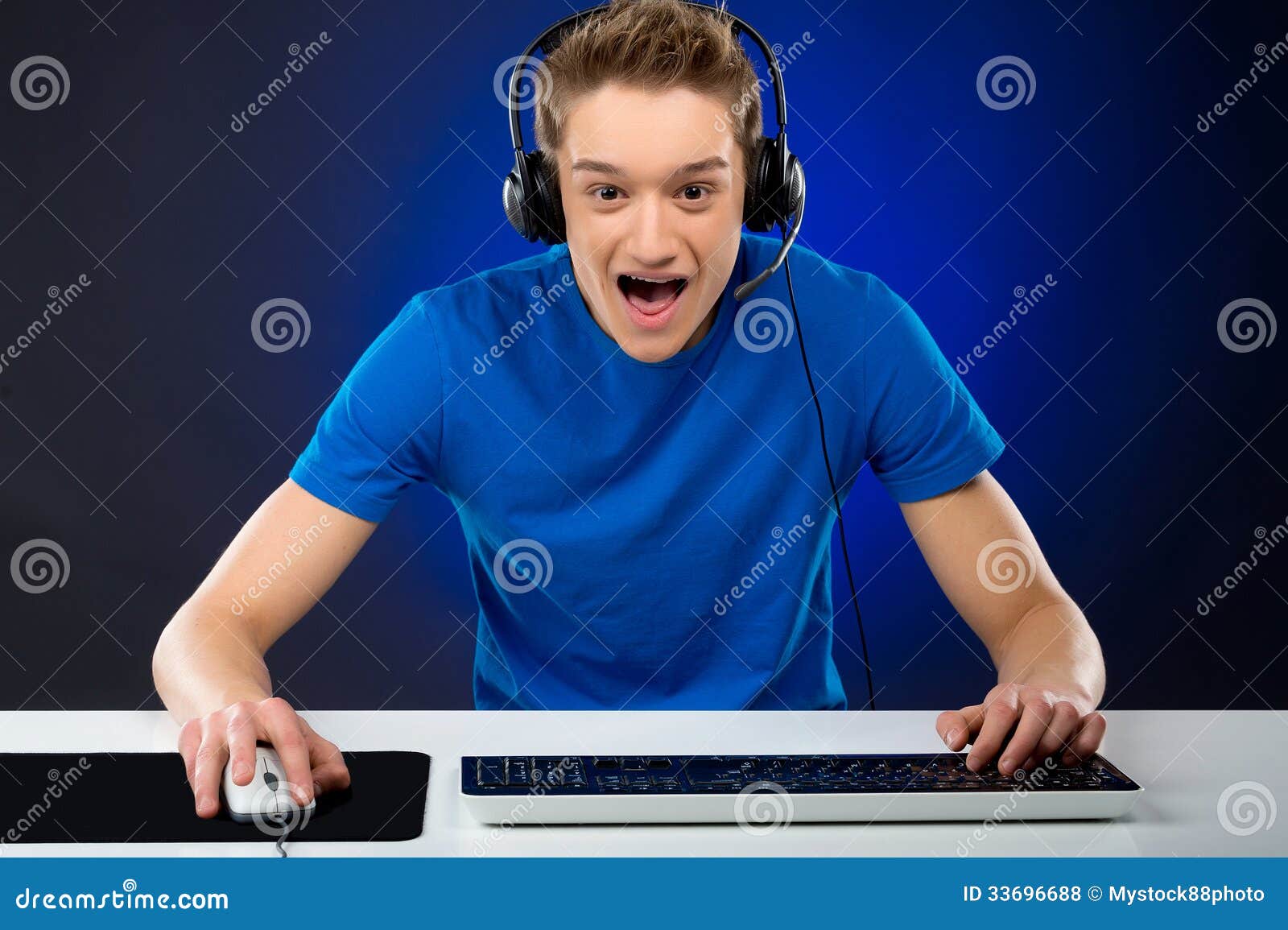 Excited gamer. стоковое фото. изображение насчитывающей шаловливо ...