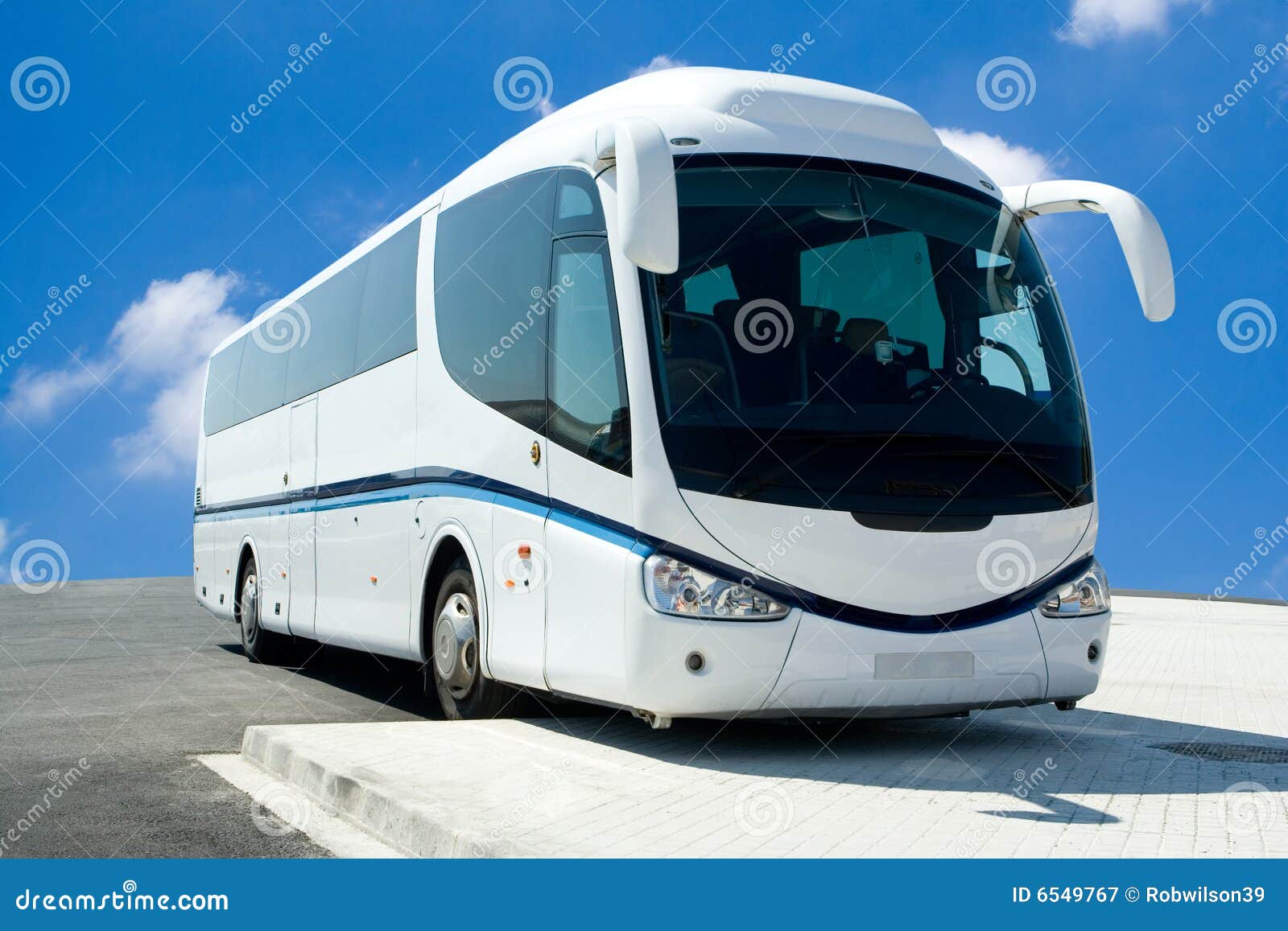 Excursion de bus image stock. Image du pneus, passager - 6549767