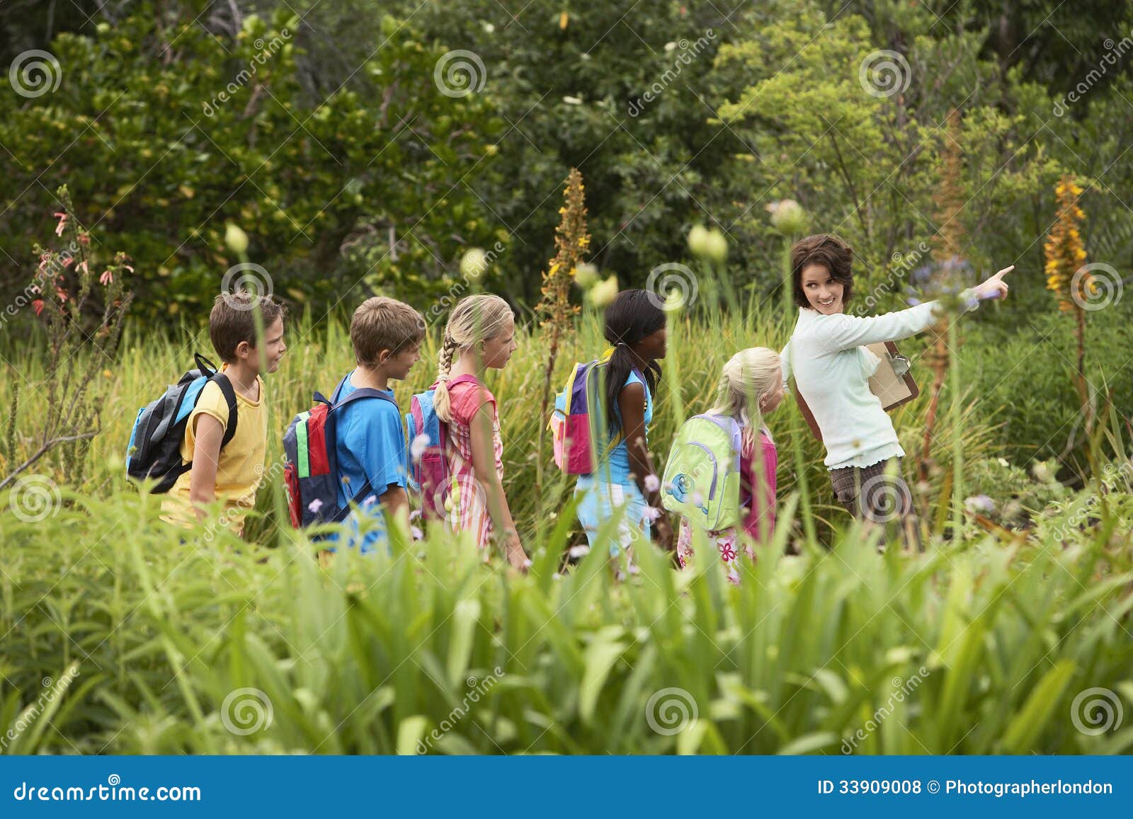 Excursion Sur Le Terrain De with Children on De Professeur Photo stock ...