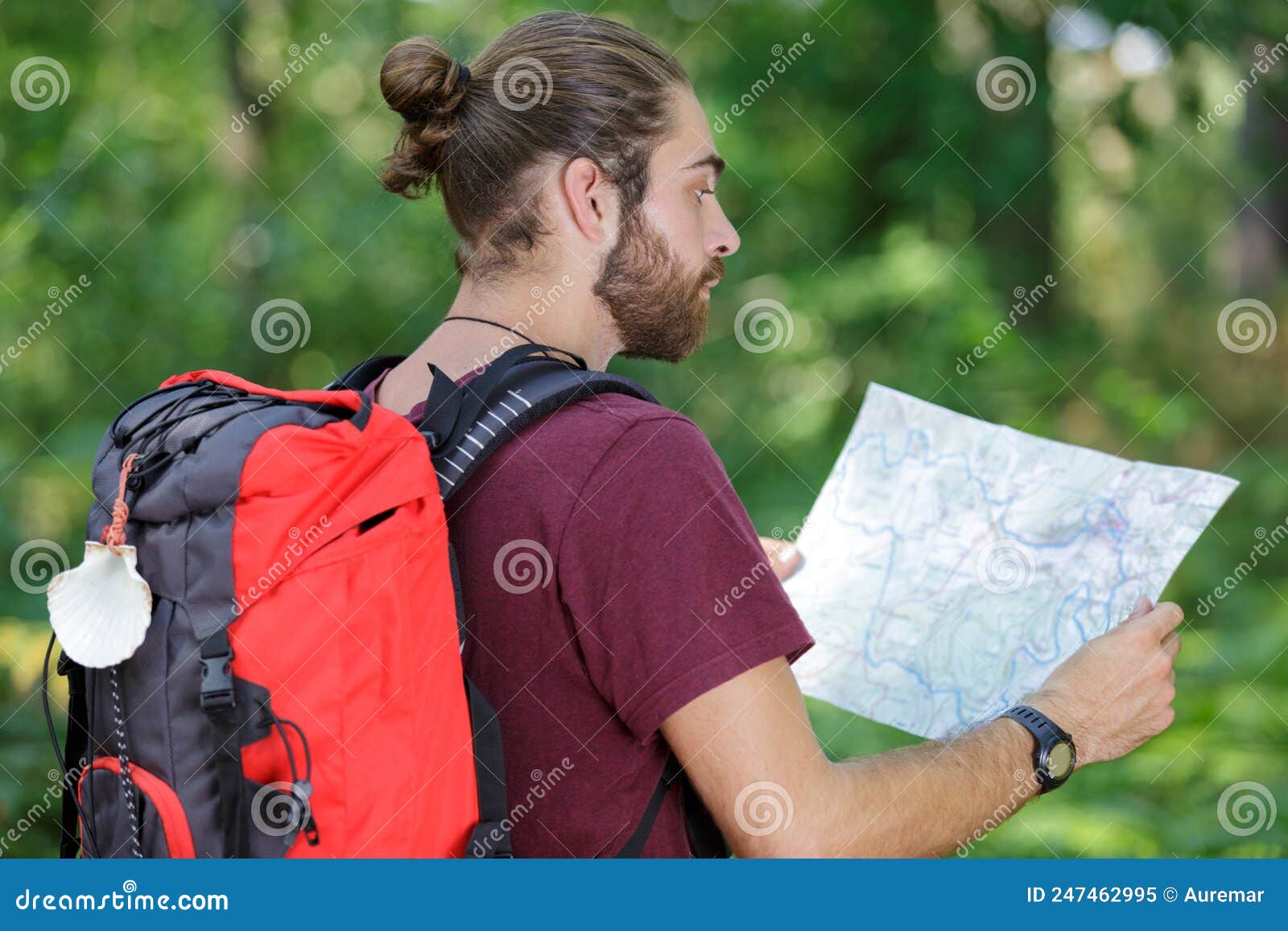 Excursionista Masculino Con Mochila Mirando El Mapa Imagen de archivo ...