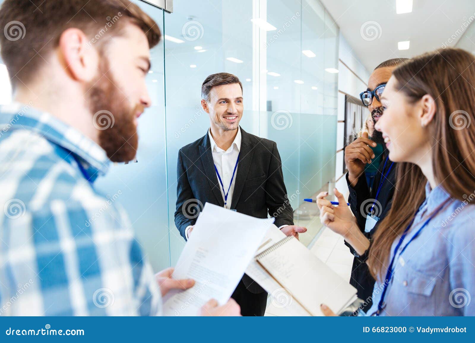 Executivos De Sorriso Que Estão E Que Falam Com Líder Da Equipa Foto de ...