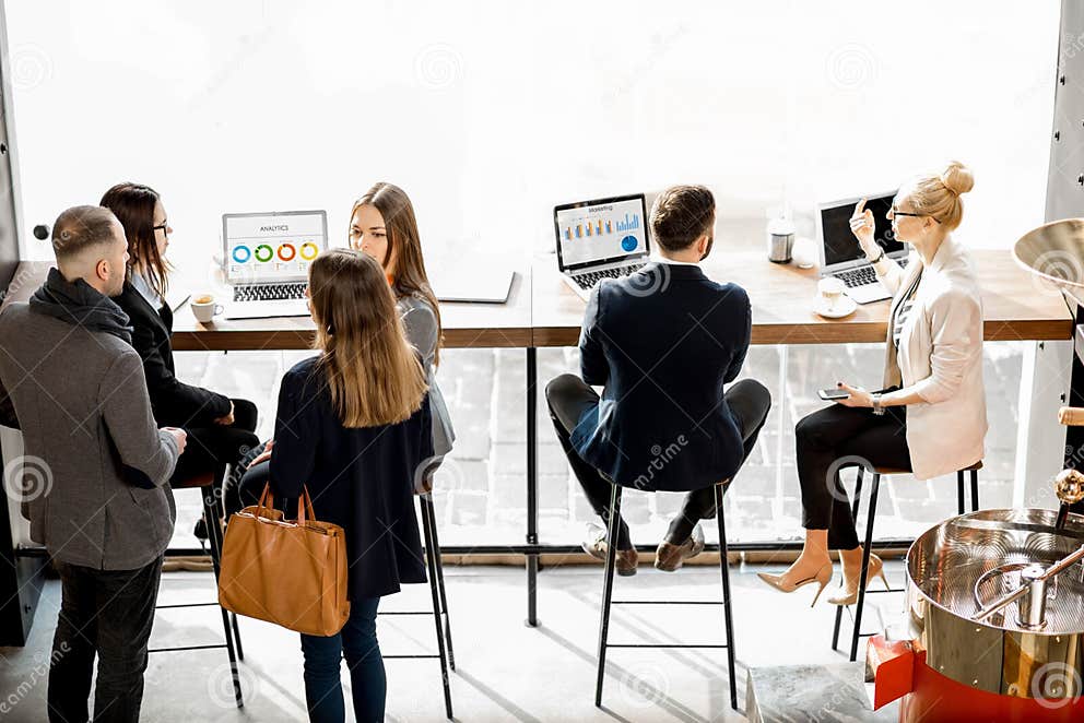 Executivos Que Falam Dentro Foto de Stock - Imagem de gerência, homens ...