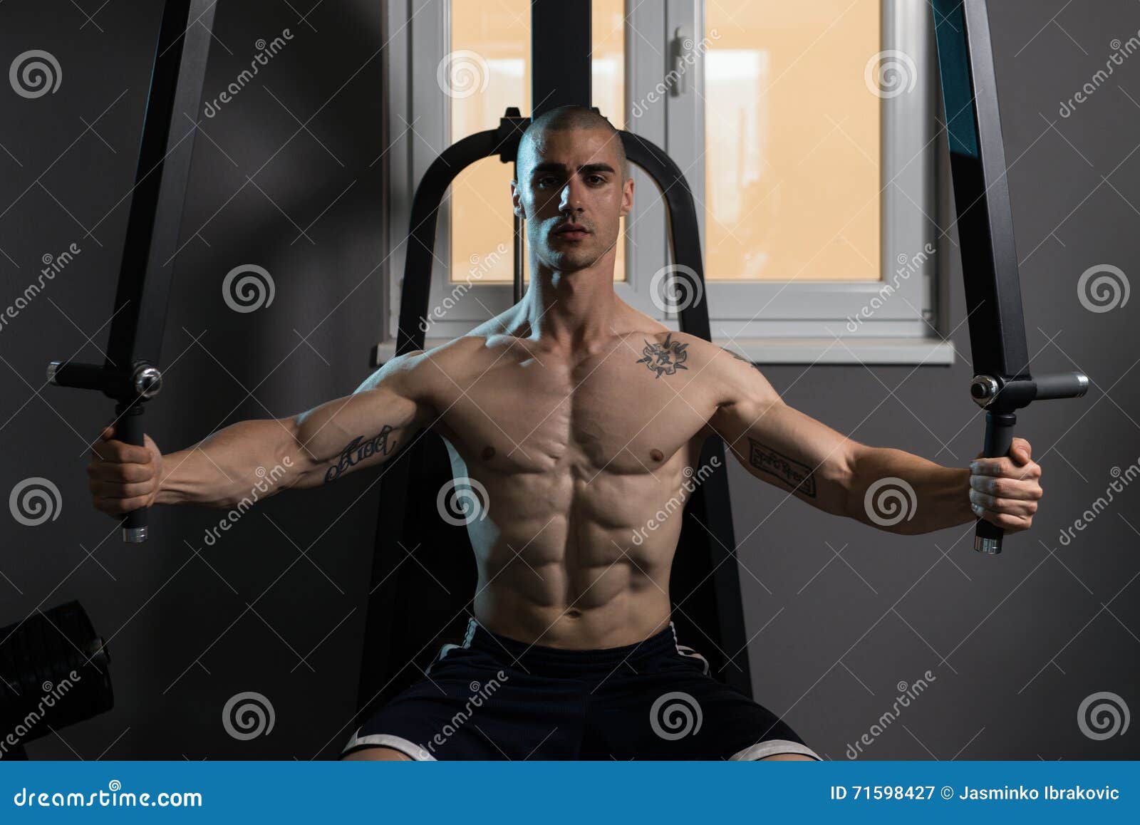 Exercice De Coffre De Papillon Sur La Machine Image stock - Image du ...