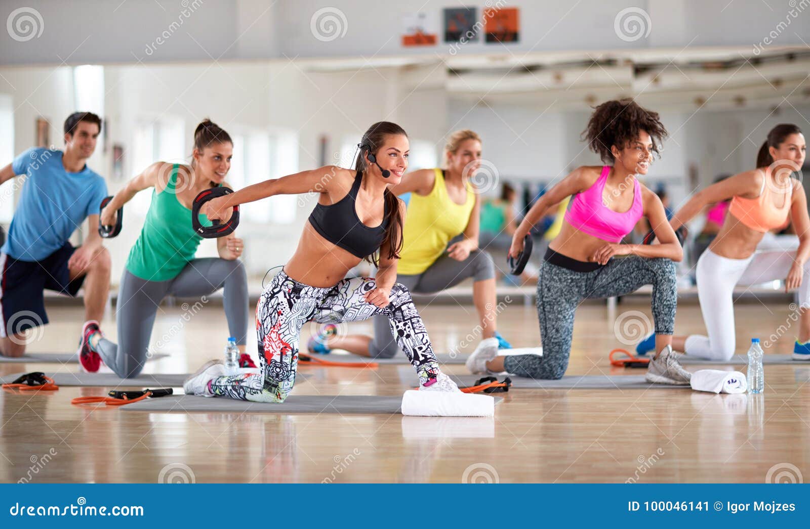 Exercices Avec Des Poids Pour Former Et Renforcer Des Bras Image stock ...