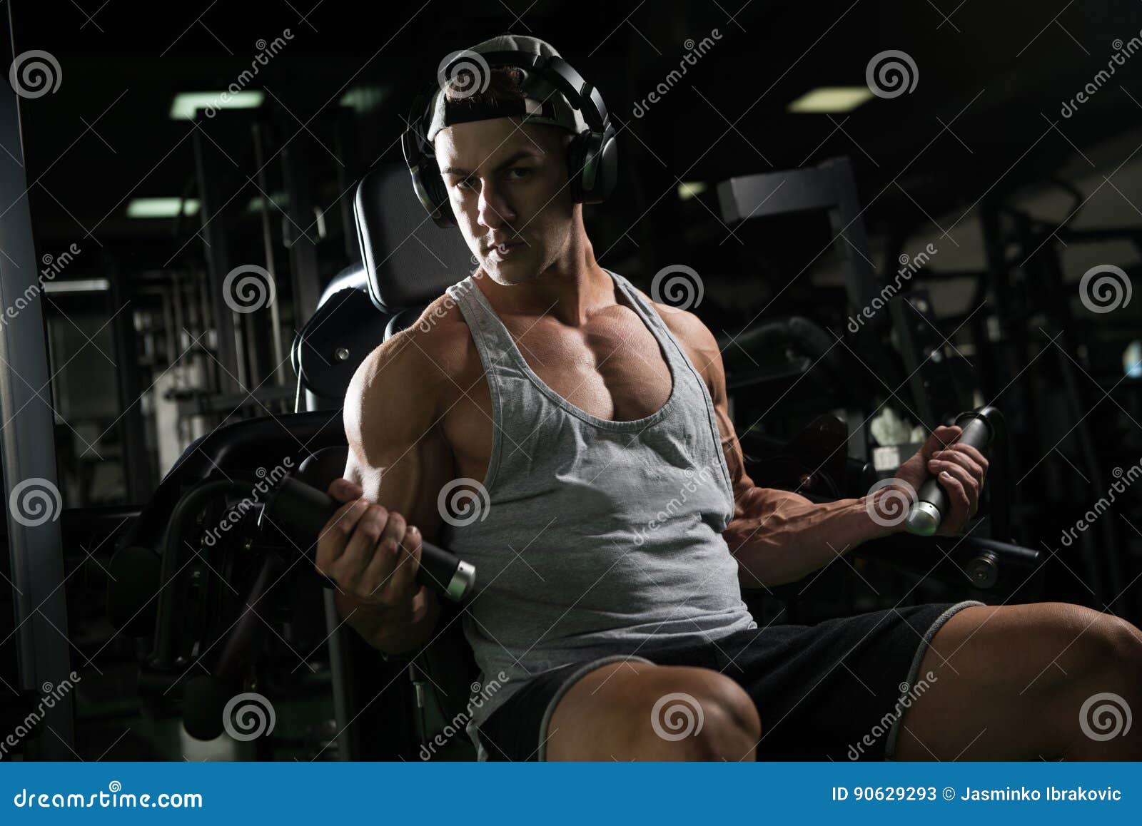 Exercices De Biceps Sur Une Machine Image stock - Image du adulte ...