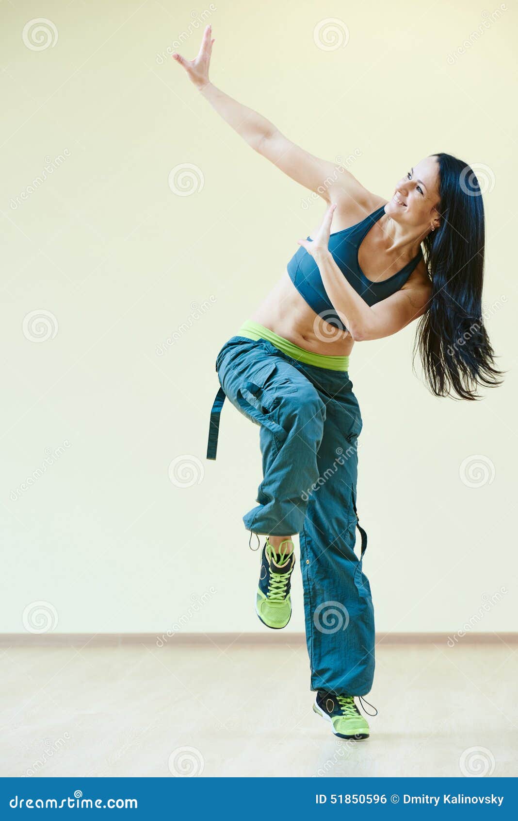 Exercices De Forme Physique De Danse De Zumba Photo stock - Image du ...
