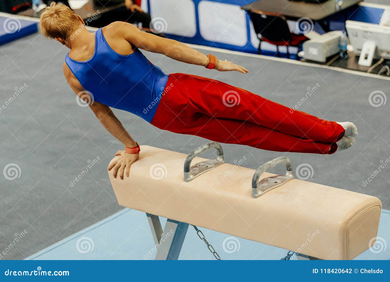 Exercices De Gymnaste Sur Le Cheval De Pomme Photographie éditorial ...