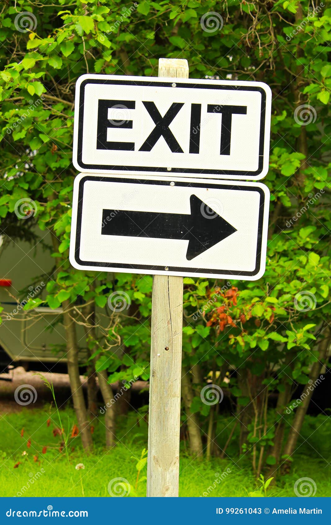 A Exit Sign with a Directional Arrow Stock Image - Image of sign, alert ...
