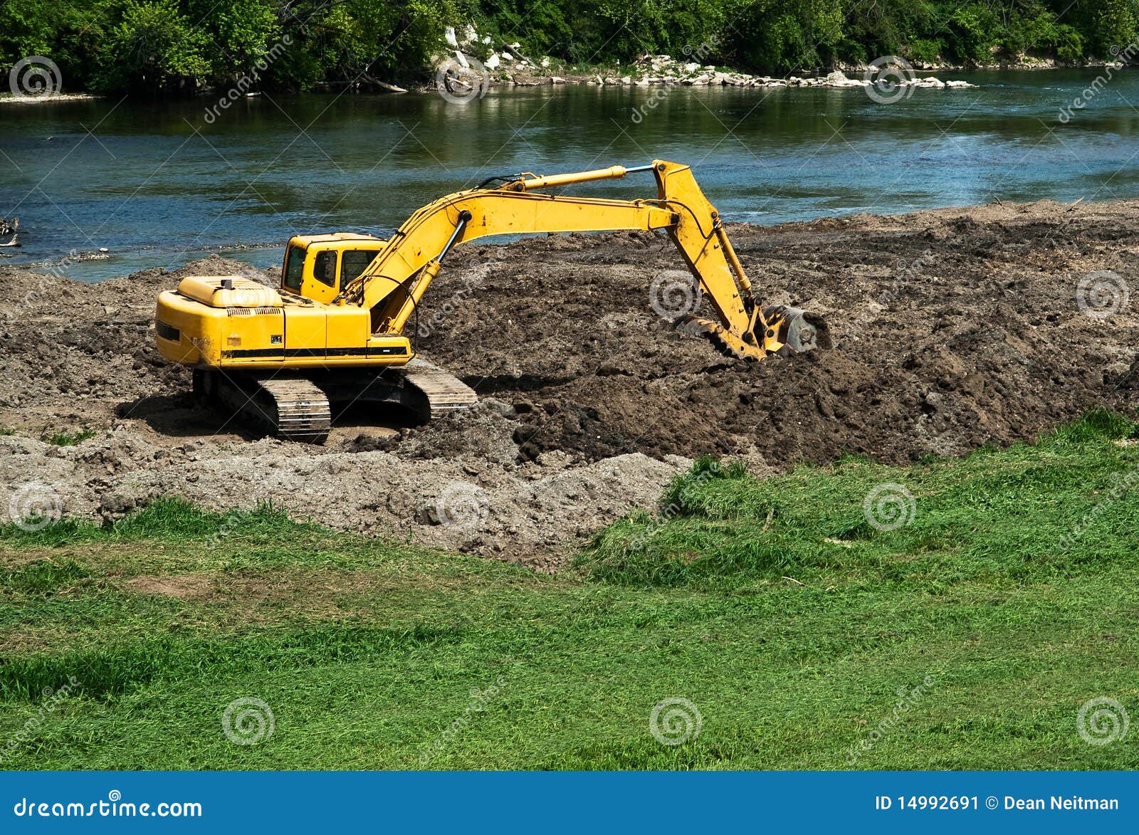 Exkavator bei der Arbeit stockbild. Bild von metall, flussufer - 14992691