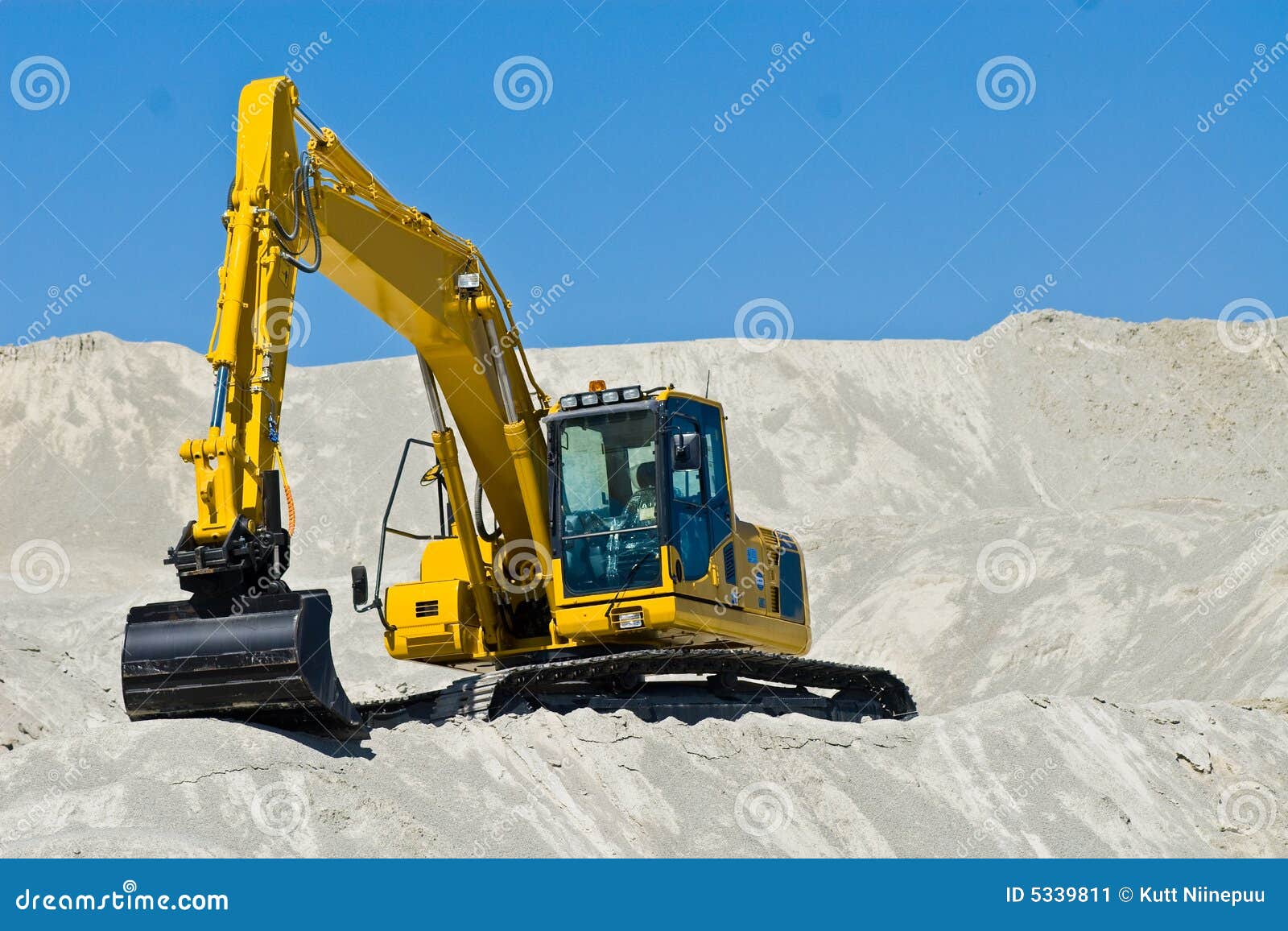 Exkavator im Sand stockbild. Bild von materialien, industrie - 5339811