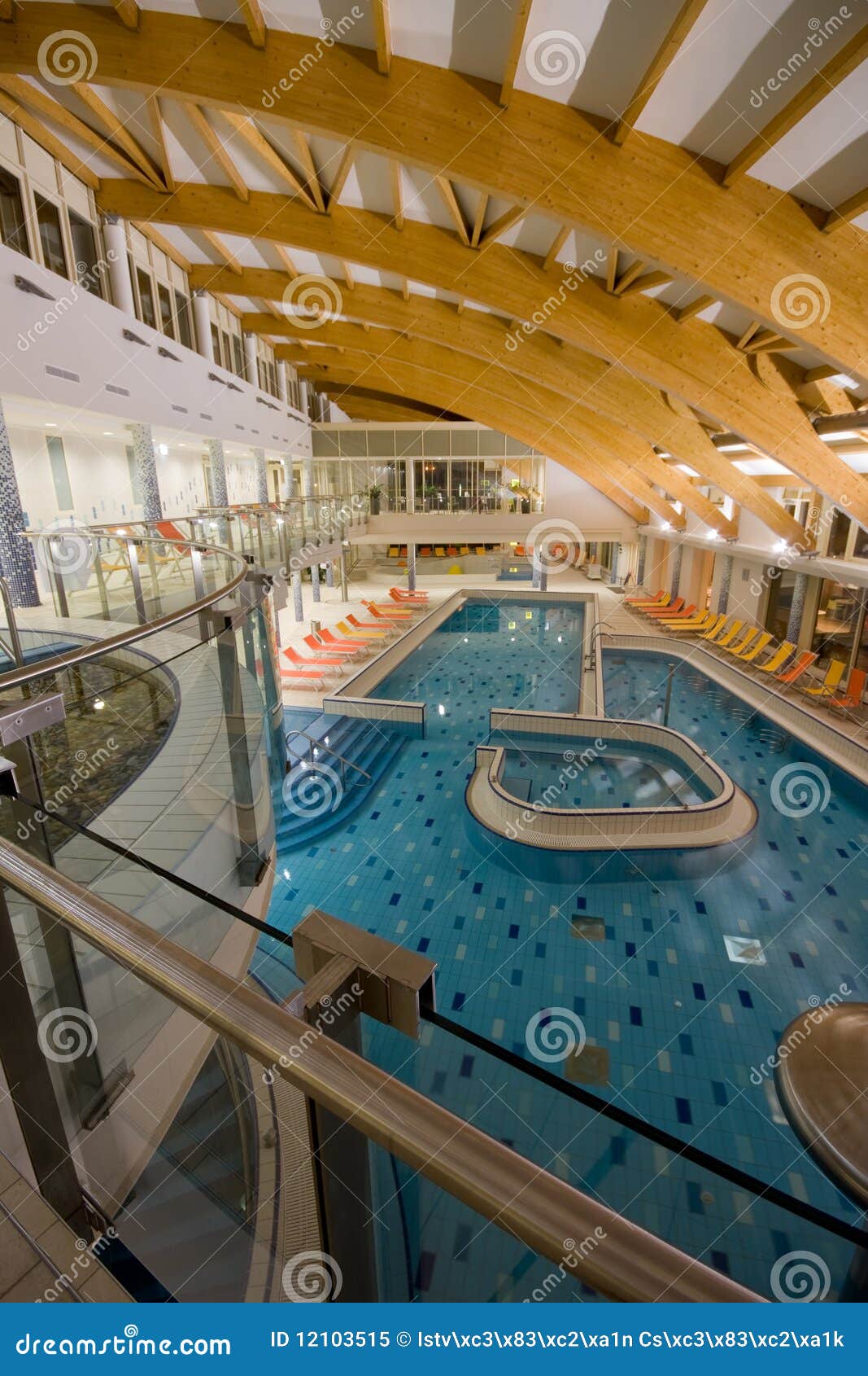 Exklusiver Swimmingpool stockbild. Bild von dach, abend - 12103515