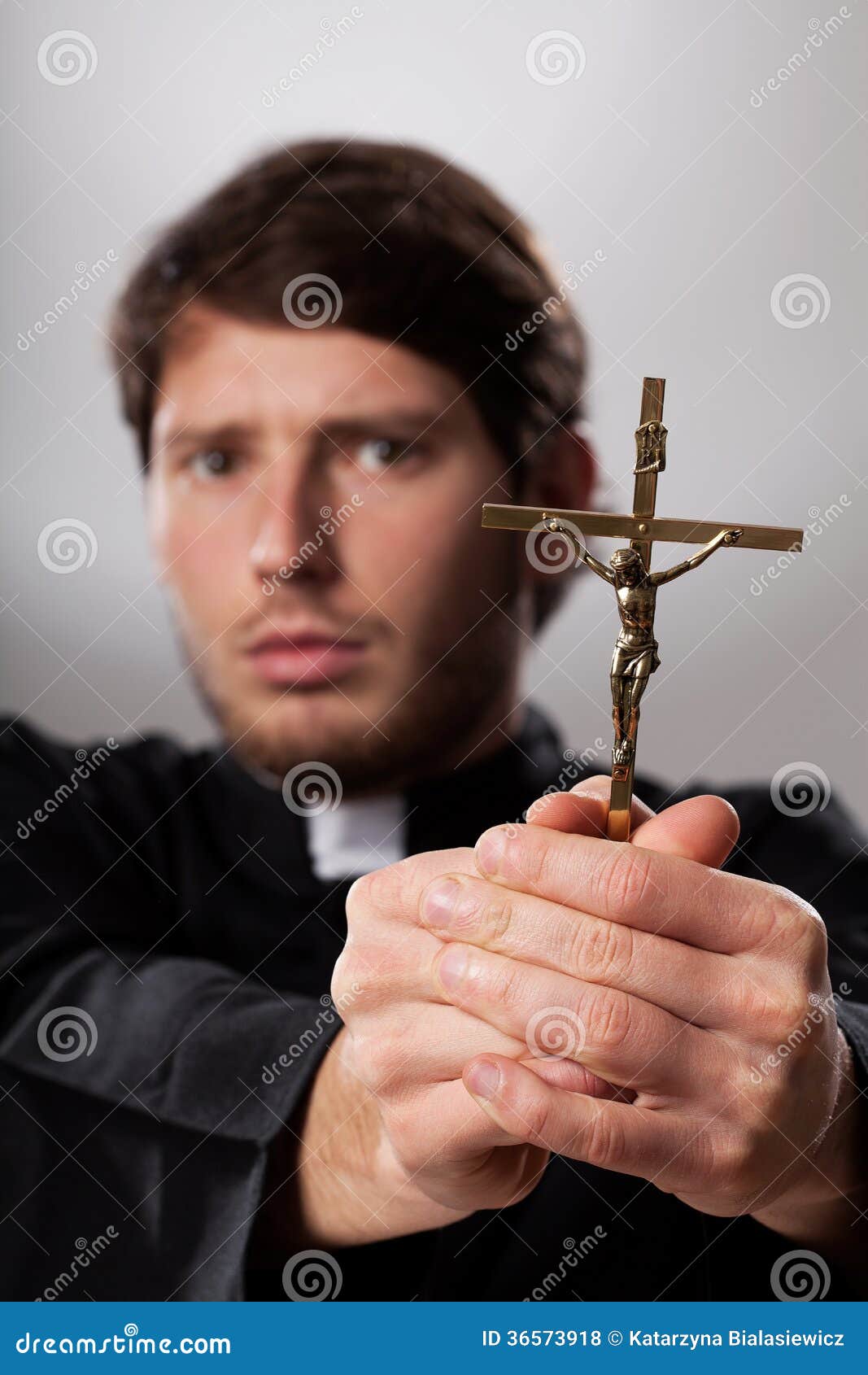 Exorciste avec le crucifix photo stock. Image of spirituel - 36573918