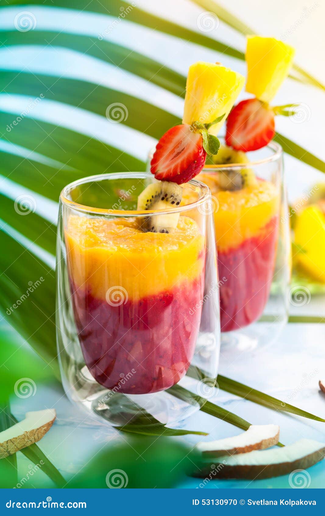 Exotisch fruit smoothie stock foto. Image of ochtend - 53130970