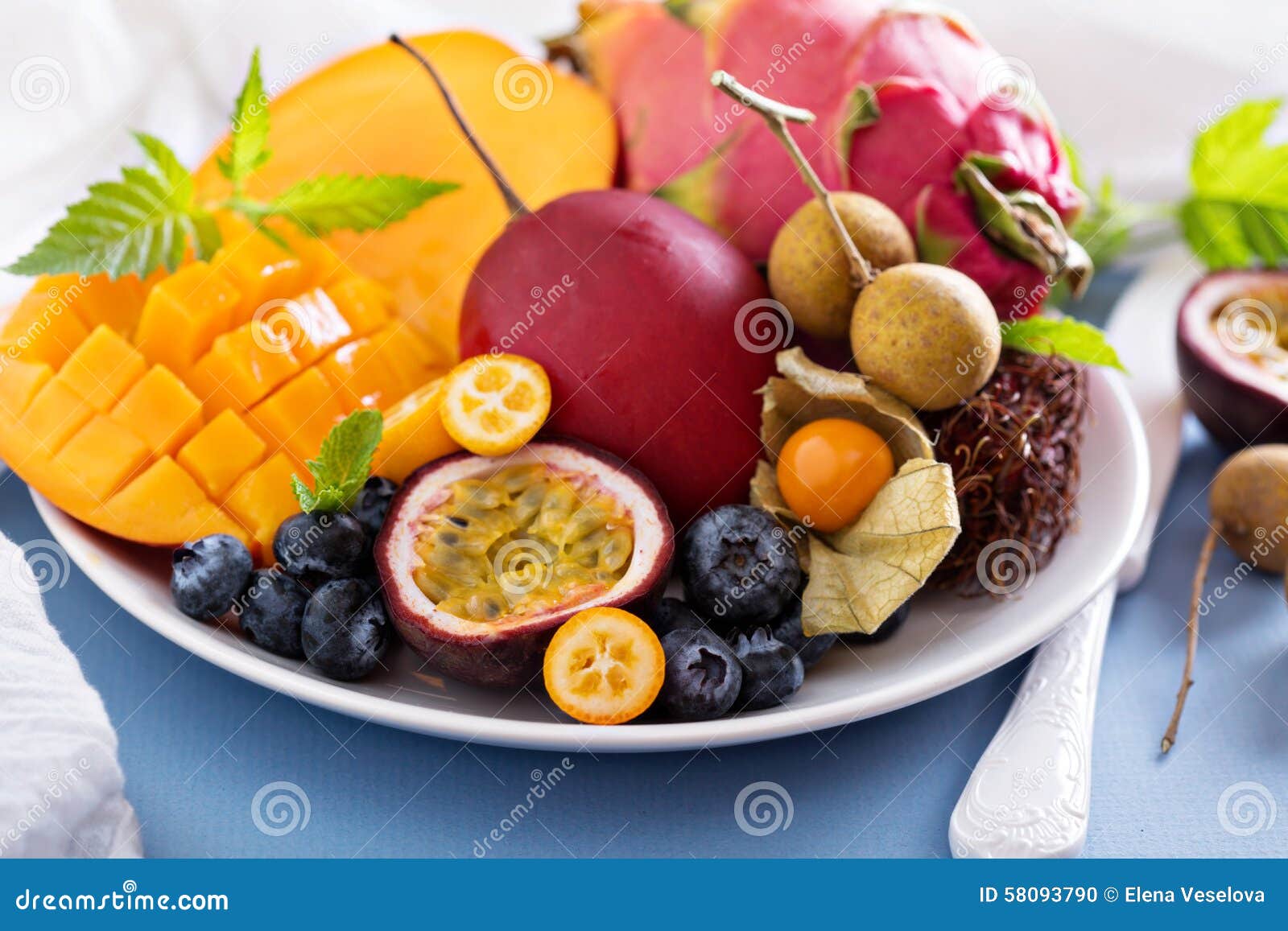 Exotische Vruchten Op Witte Plaat Stock Foto - Image of gemengd, kleur ...