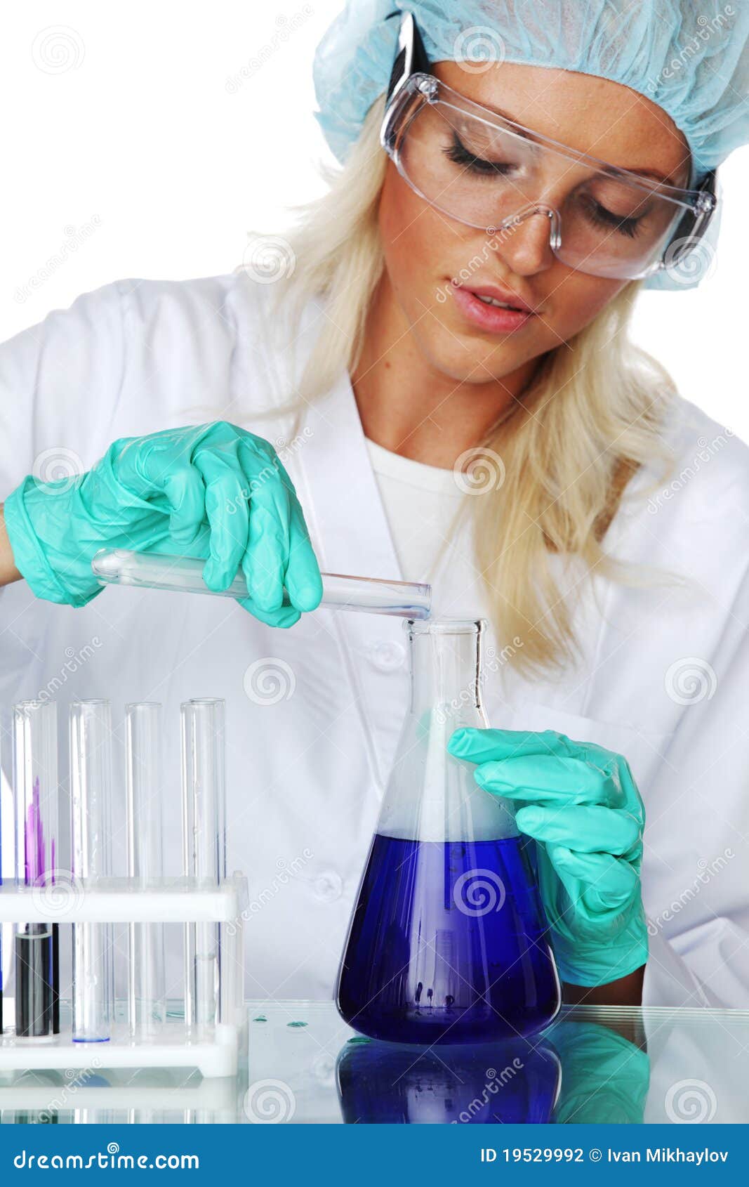 Expérience chimique photo stock. Image du becher, chimie - 19529992