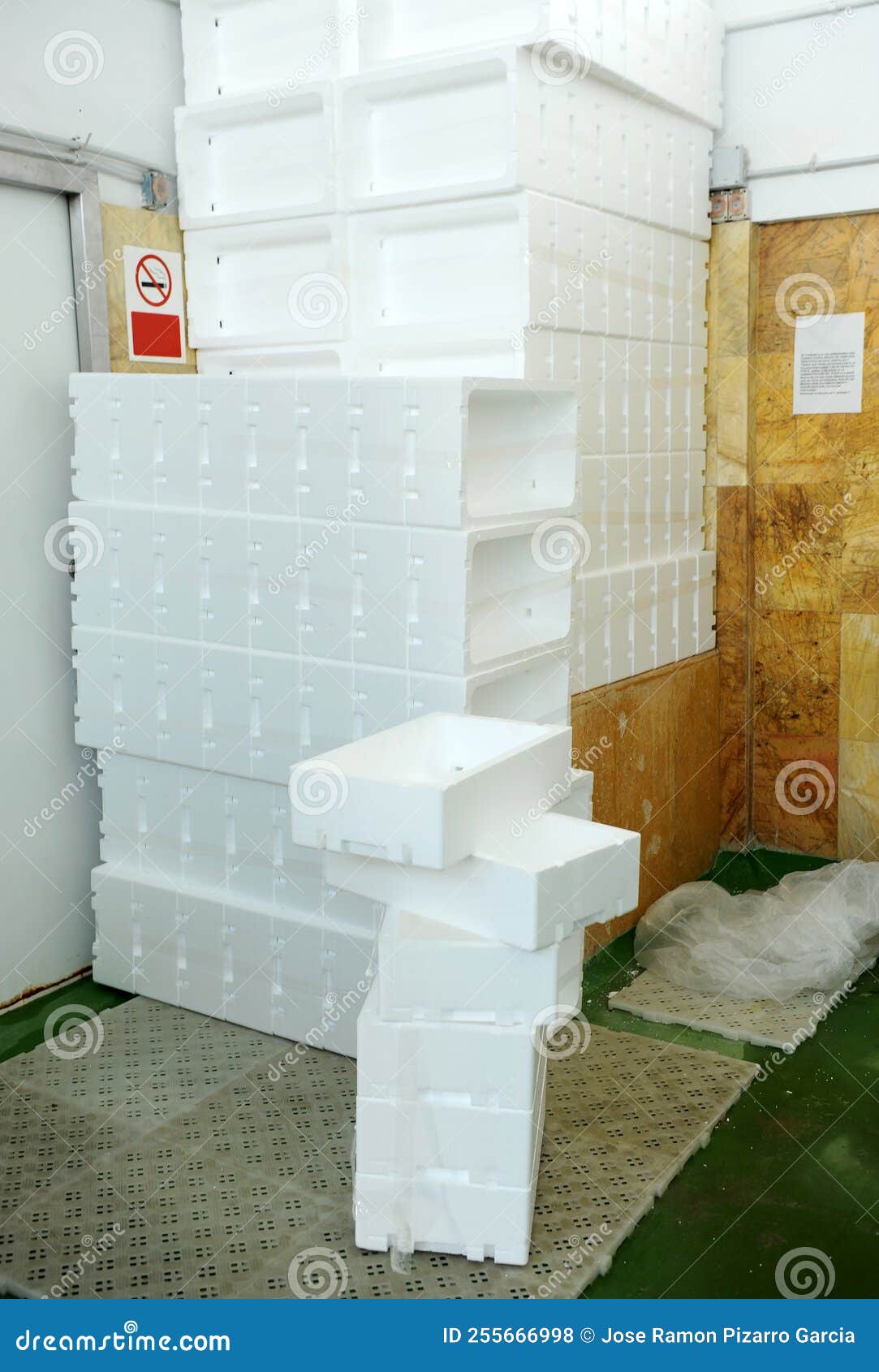 Expanded Polystyrene Boxes or White Cork for Packing and Transporting ...