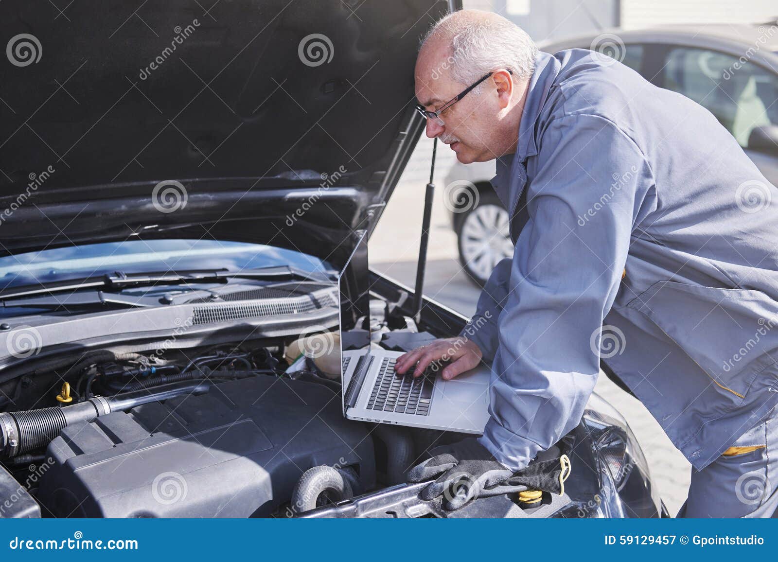 Experienced mechanic stock image. Image of industry, hood - 59129457