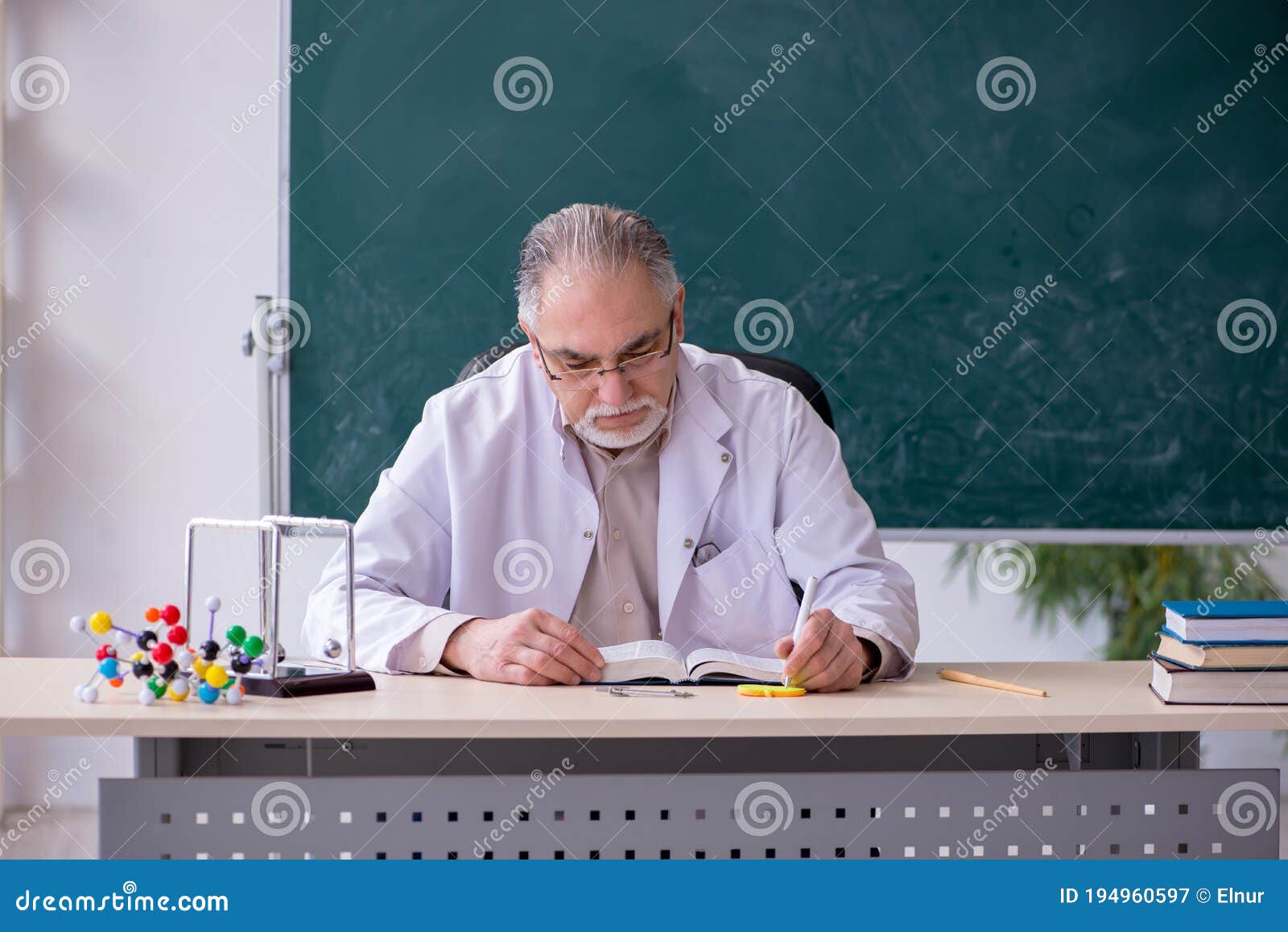 Experienced Old Scientist Working in the Lab Stock Image - Image of ...