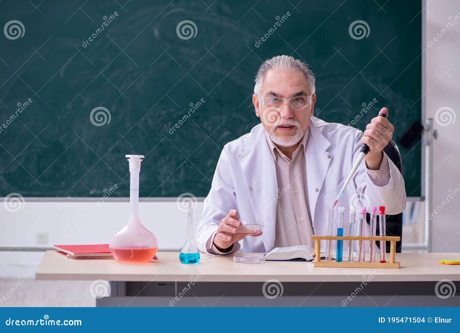Experienced Old Scientist Working in the Lab Stock Photo - Image of ...