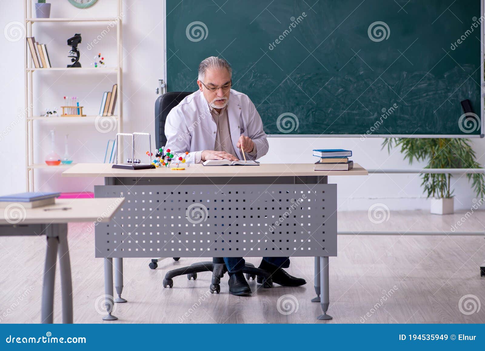 Experienced Old Scientist Working in the Lab Stock Image - Image of ...