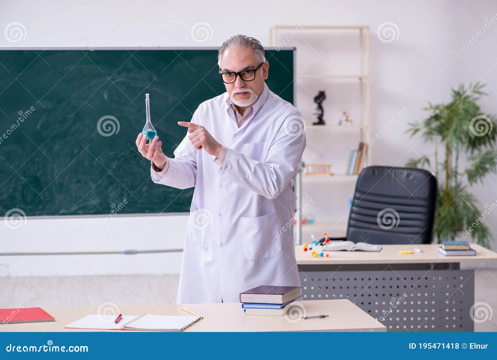 Experienced Old Scientist Working in the Lab Stock Photo - Image of ...