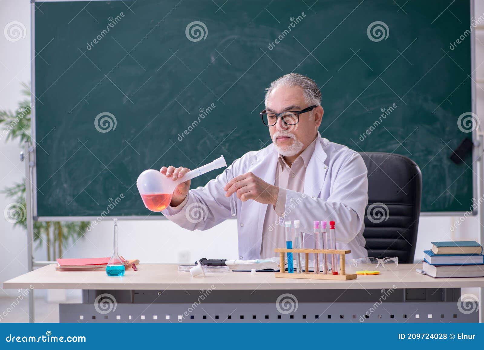 Experienced Old Scientist Working in the Lab Stock Photo - Image of ...