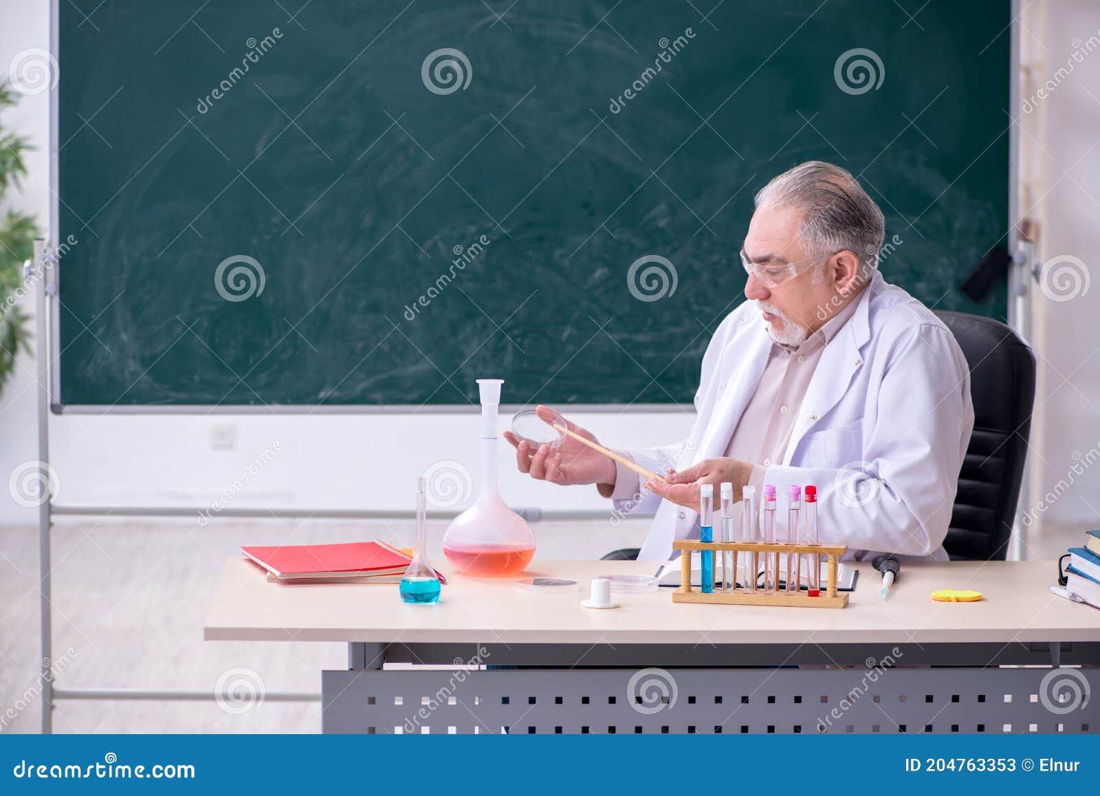 Experienced Old Scientist Working in the Lab Stock Image - Image of ...