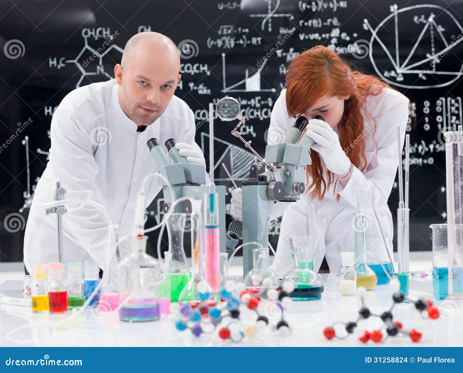 Experiment för kemilabb arkivfoto. Bild av analyserar - 31258824