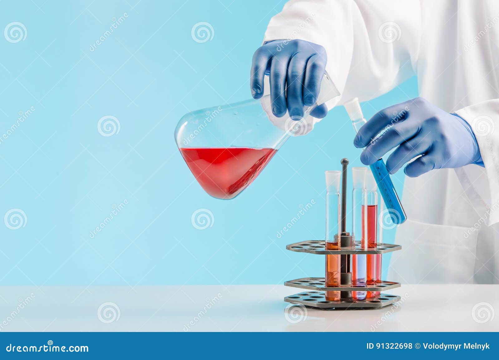 Experimente in Einem Chemielabor Leiten Eines Experimentes Im Labor ...