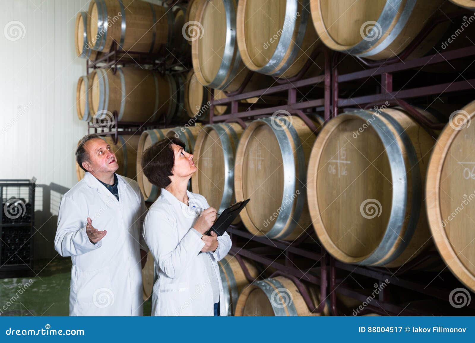 Expert and Maker Estimate Wine Stock Image - Image of merlot, persons ...
