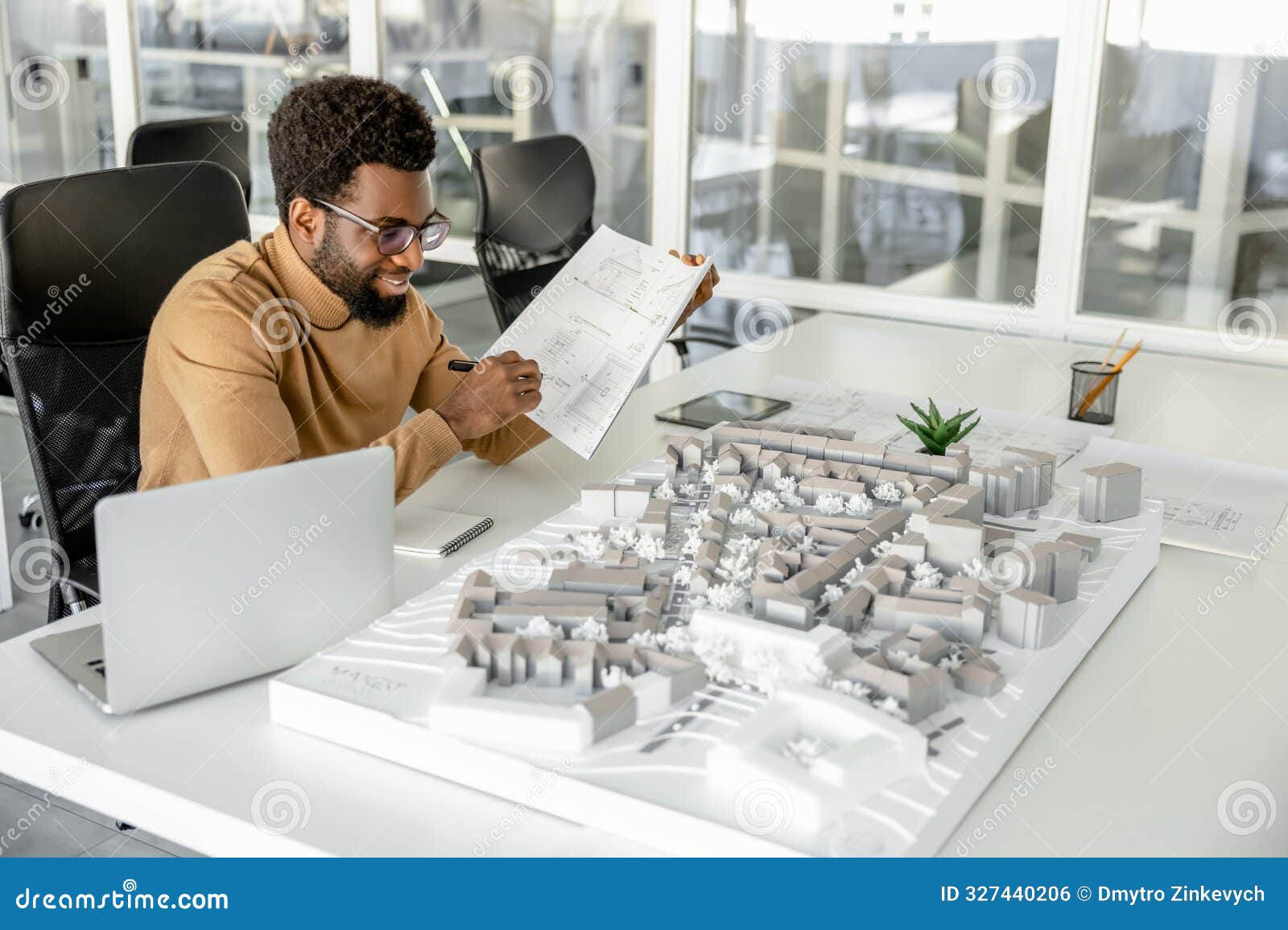 IT Expert Drawing A Seo Diagram With Office Background Royalty-Free ...