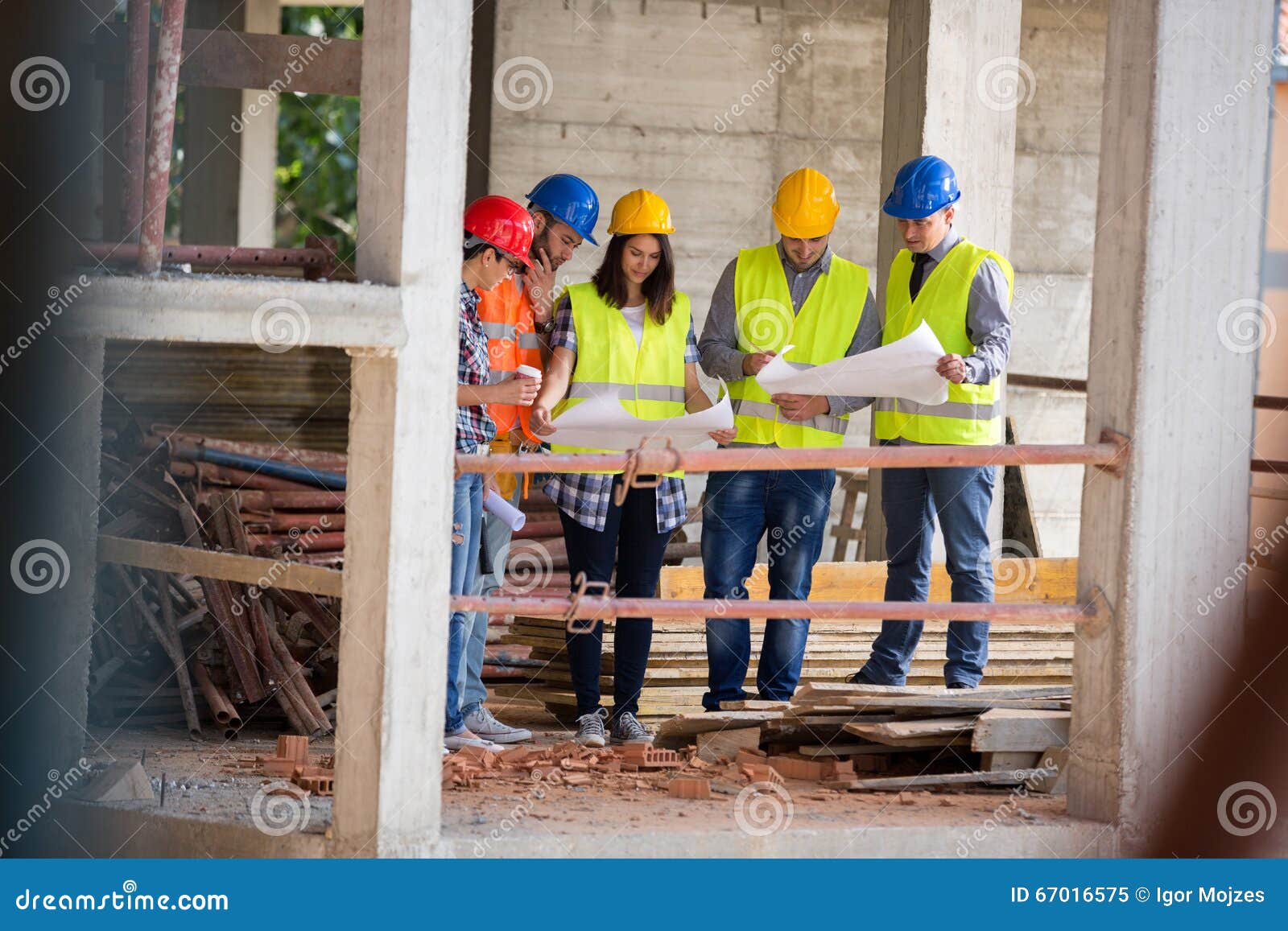 Expertengruppe, Die Blaupause an Der Baustelle Studiert Stockbild ...